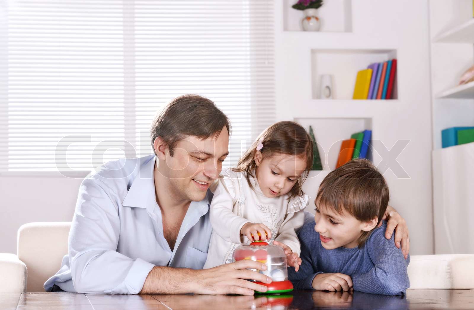 Vater und seine Kinder spielen | Stock Bild | Colourbox