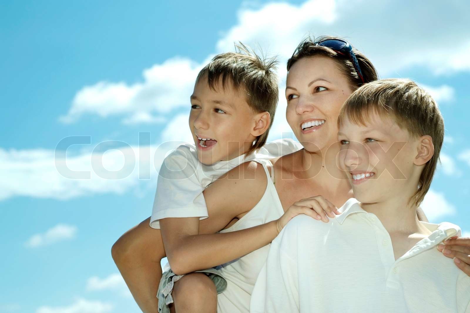 Mama und Kinder auf dem Hintergrund des Meeres | Stock Bild | Colourbox