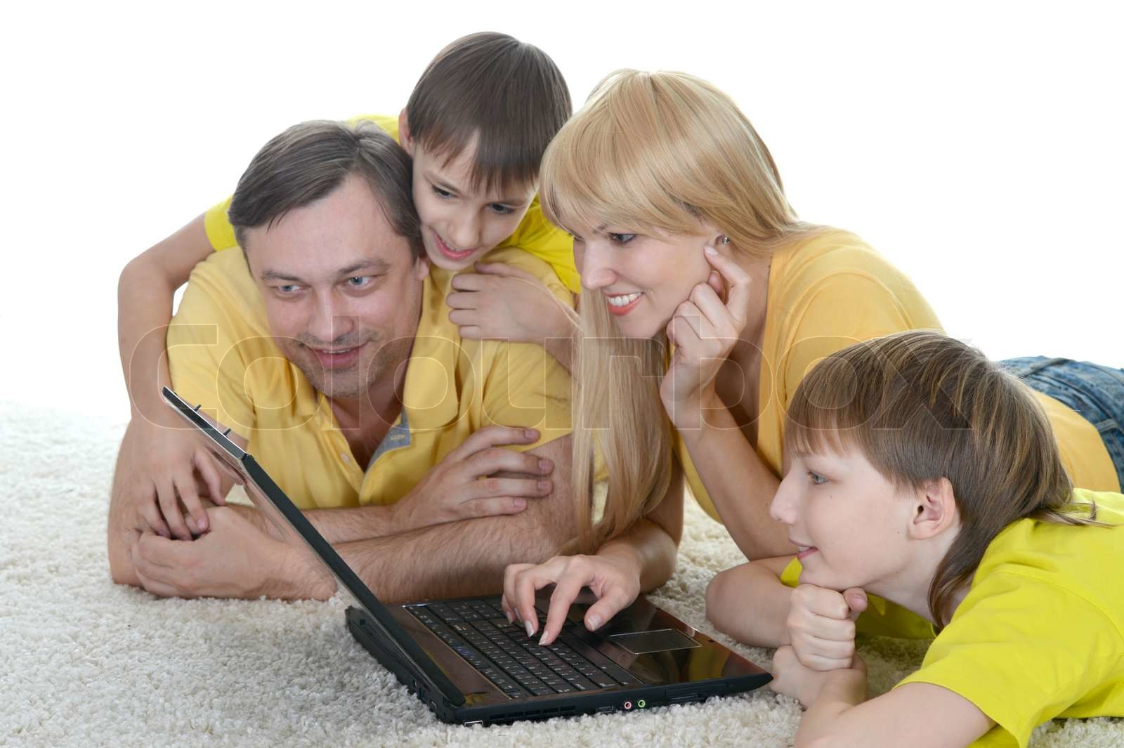 freundliche Familie ausruhen | Stock Bild | Colourbox