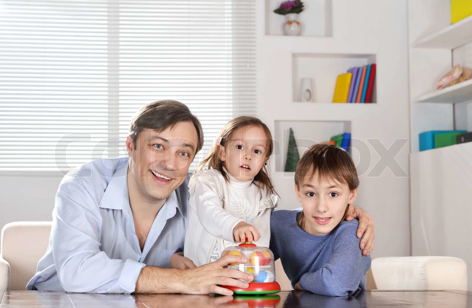 Vater und seine Kinder spielen | Stock Bild | Colourbox