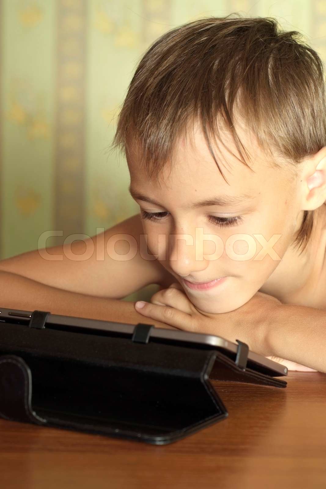 Junge mit dem Tablet | Stock Bild | Colourbox