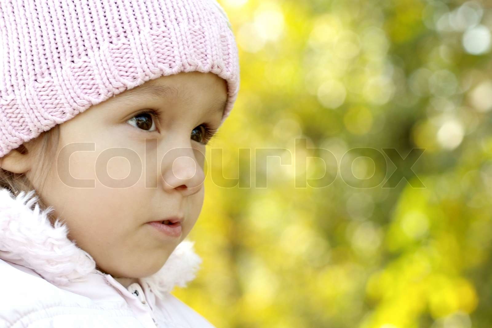 Pretty Little Girl Walking Stock Bild Colourbox pretty-little-girl-walking-stock-bild-colourbox