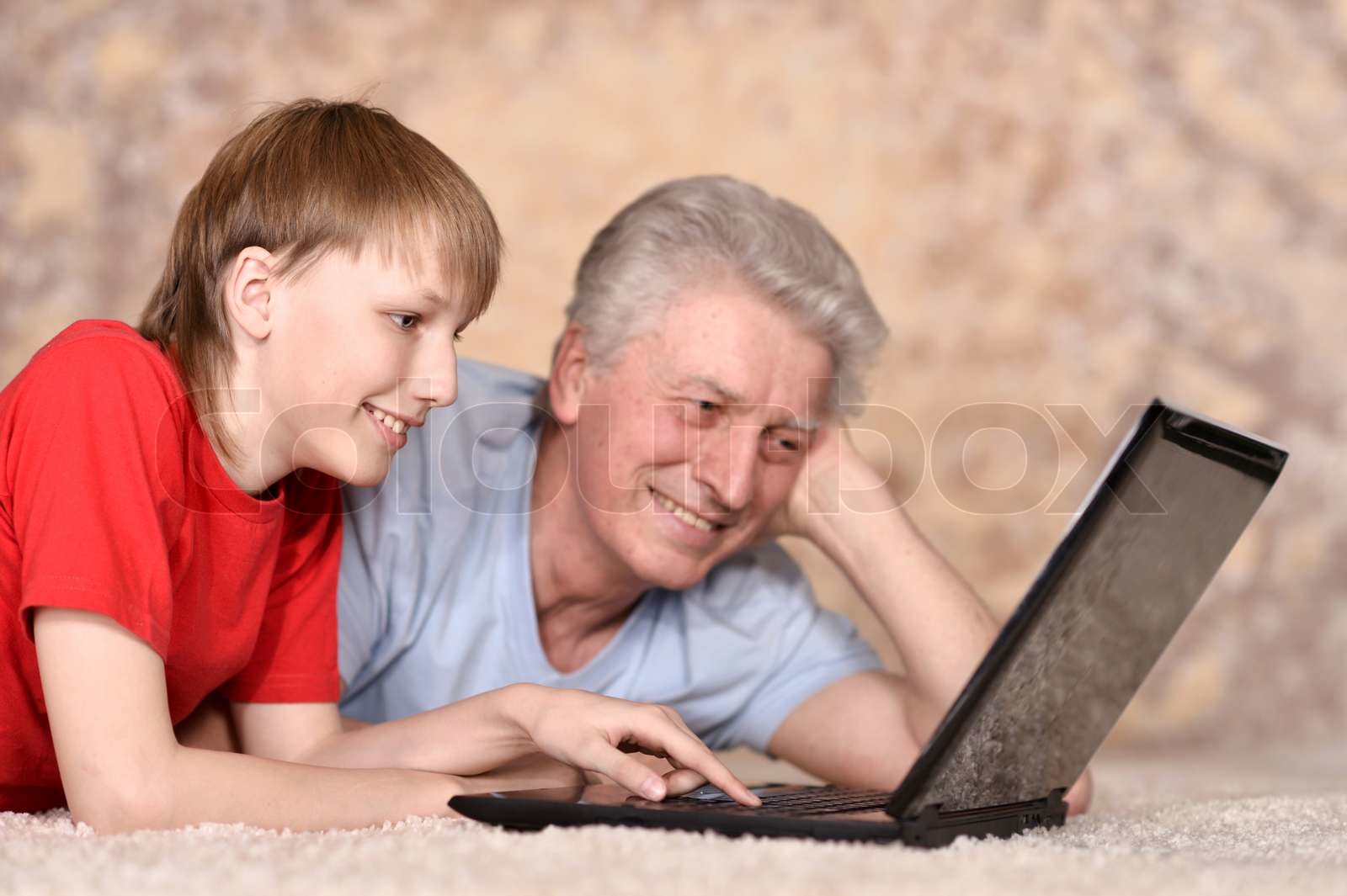 Mann und sein Enkel | Stock Bild | Colourbox