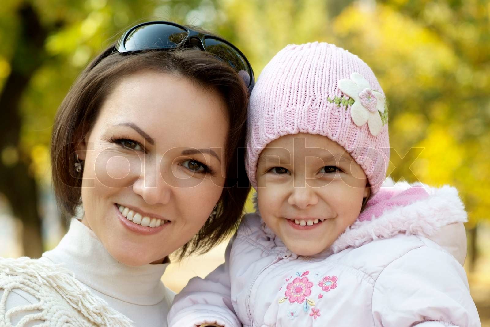 schöne Mutter und ein kleines Mädchen | Stock Bild | Colourbox