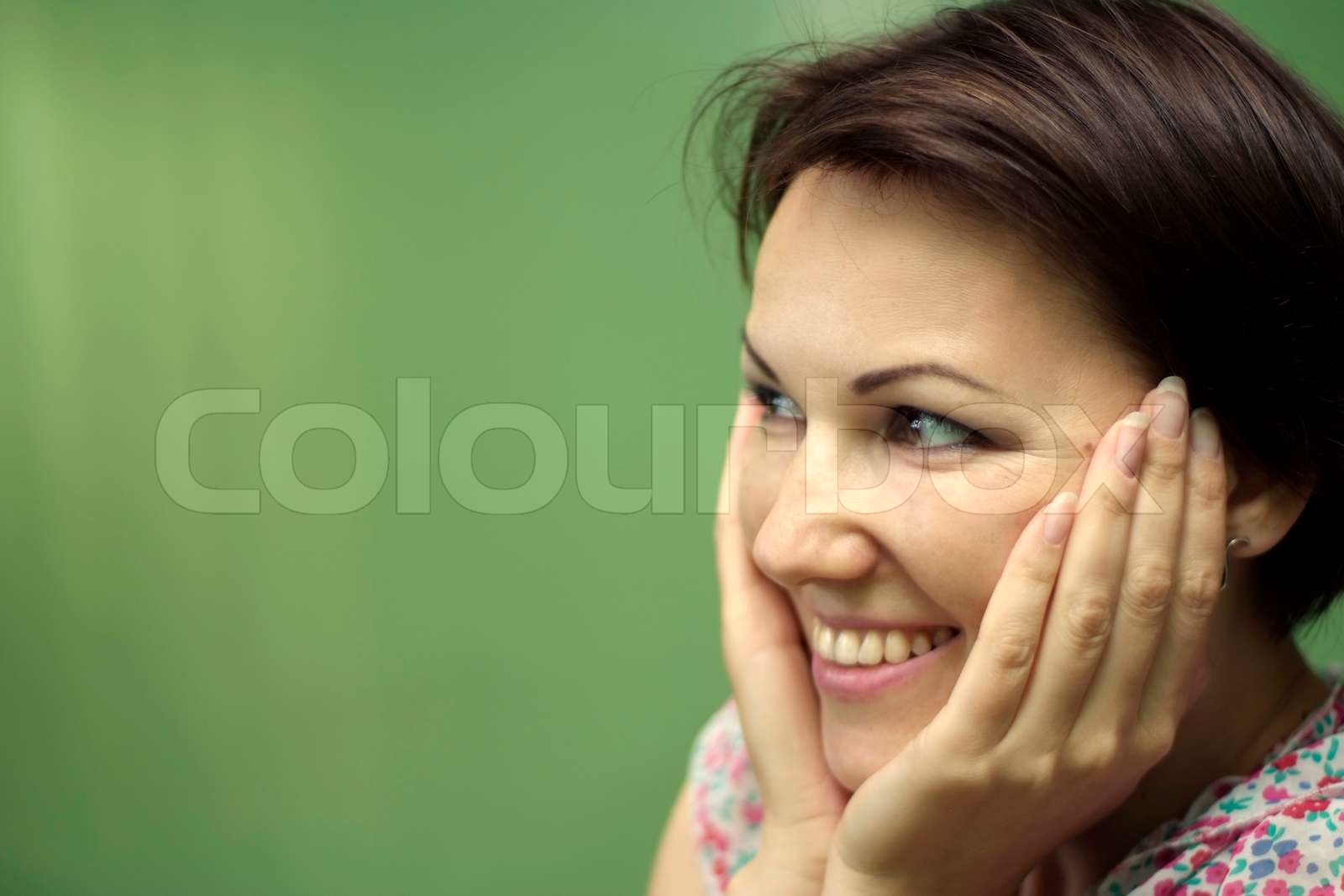 Smuk Kvinde Stående På En Grøn Stock Foto Colourbox