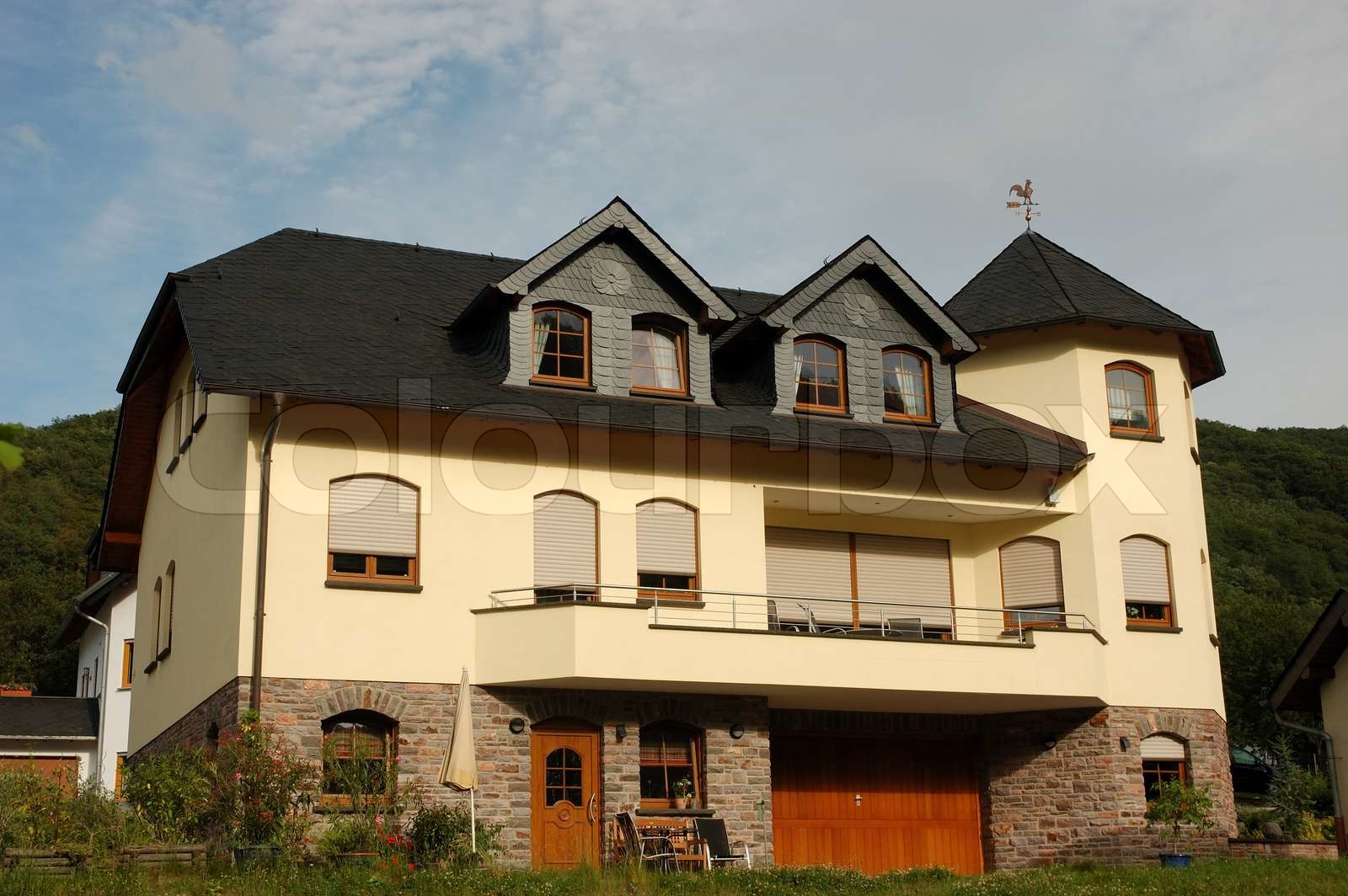 Haus in einem Dorf | Stock Bild | Colourbox