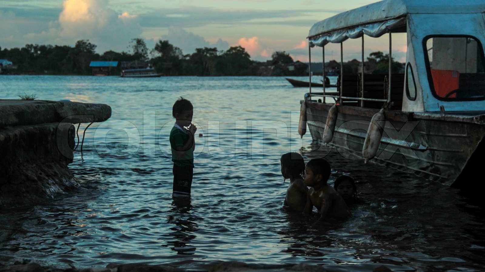 Niños en el Amazonas (Perú) | Stock image | Colourbox