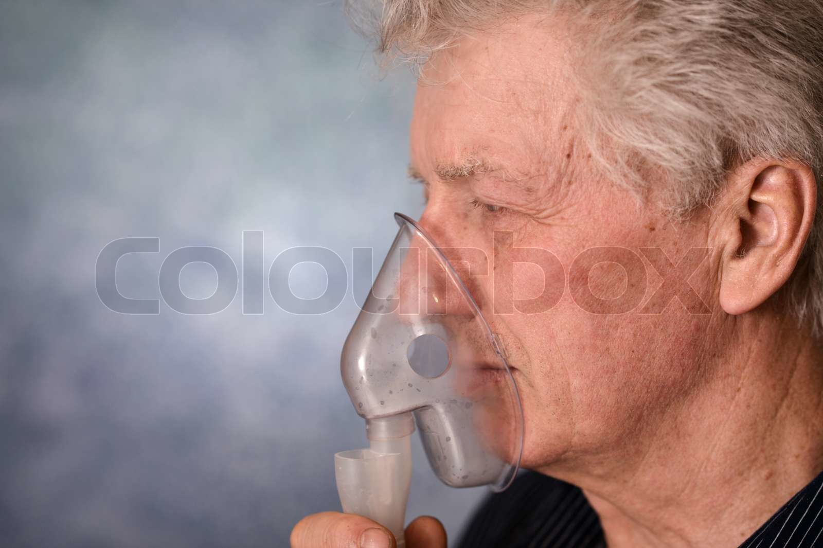 close-up Portrait von einem älteren Mann, der beim Einatmen | Stock ...