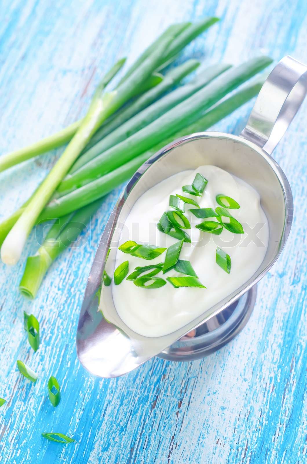 Sauerrahm mit Zwiebel | Stock Bild | Colourbox