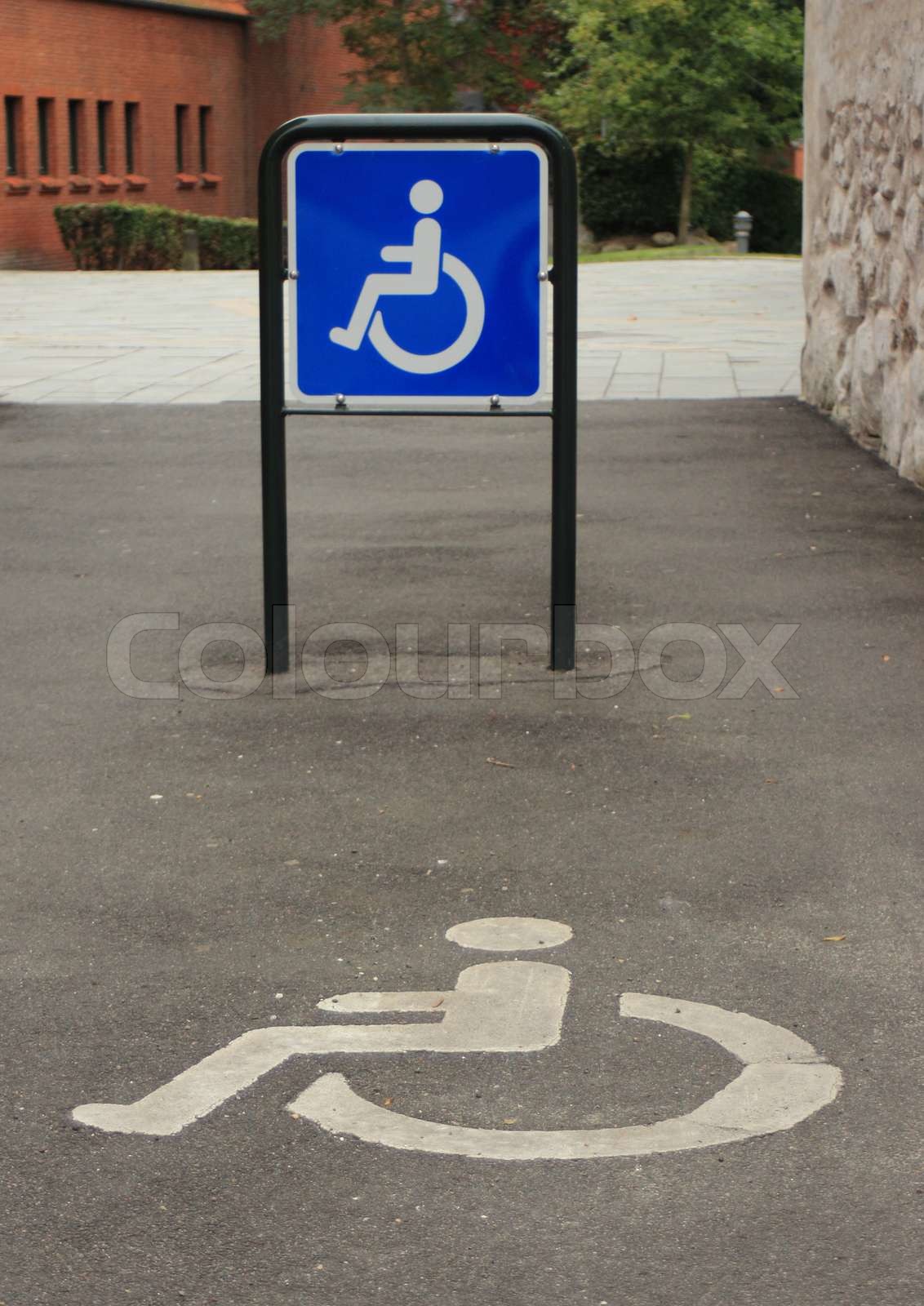 Dobbelt skilt til handicap parkerings plads | Stock foto | Colourbox