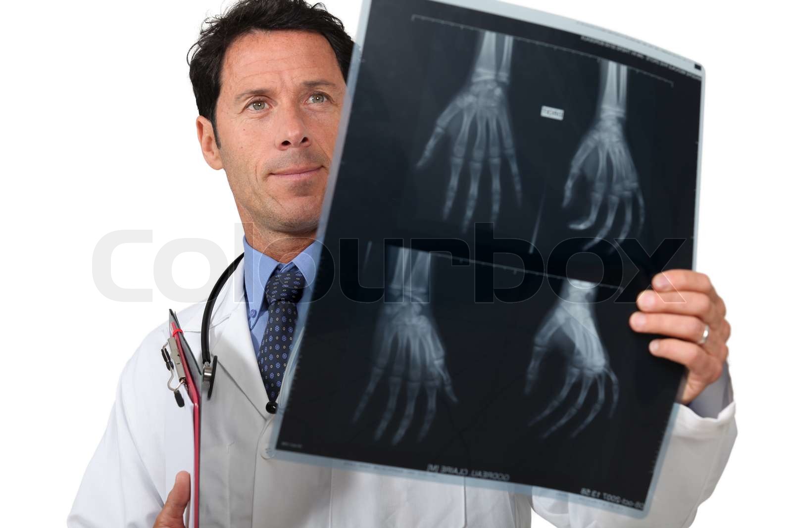 Portrait von einem Arzt mit Röntgen | Stock Bild | Colourbox