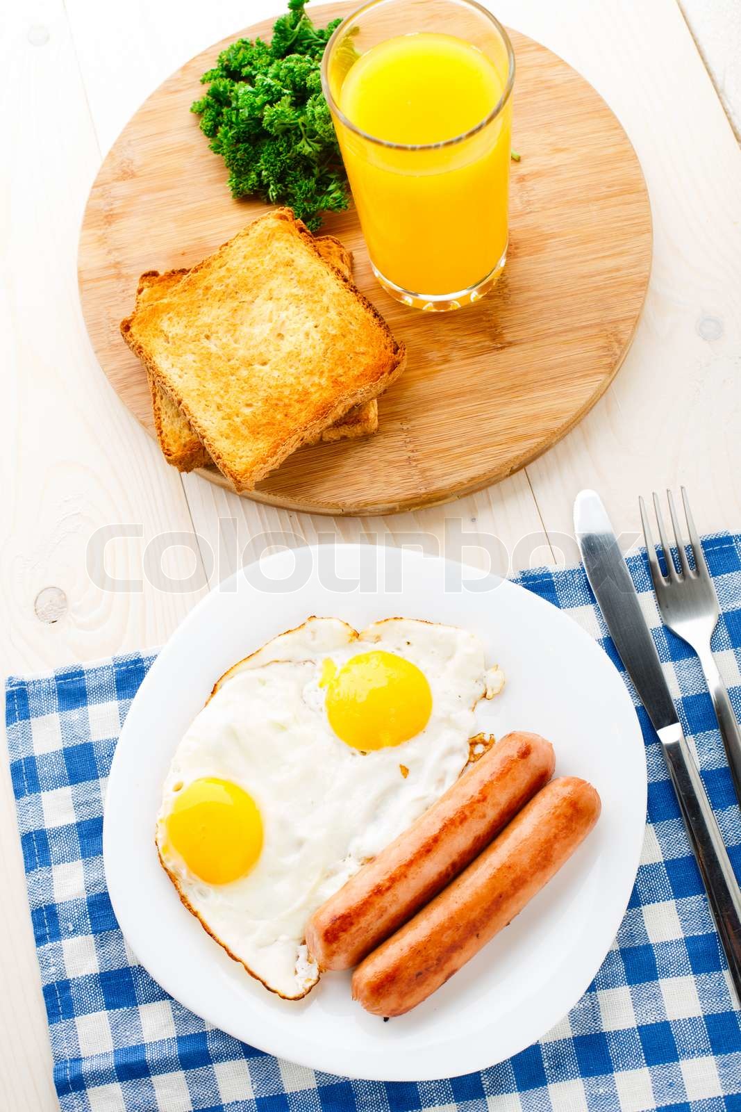 Gebratene Eier mit Würstchen | Stock Bild | Colourbox