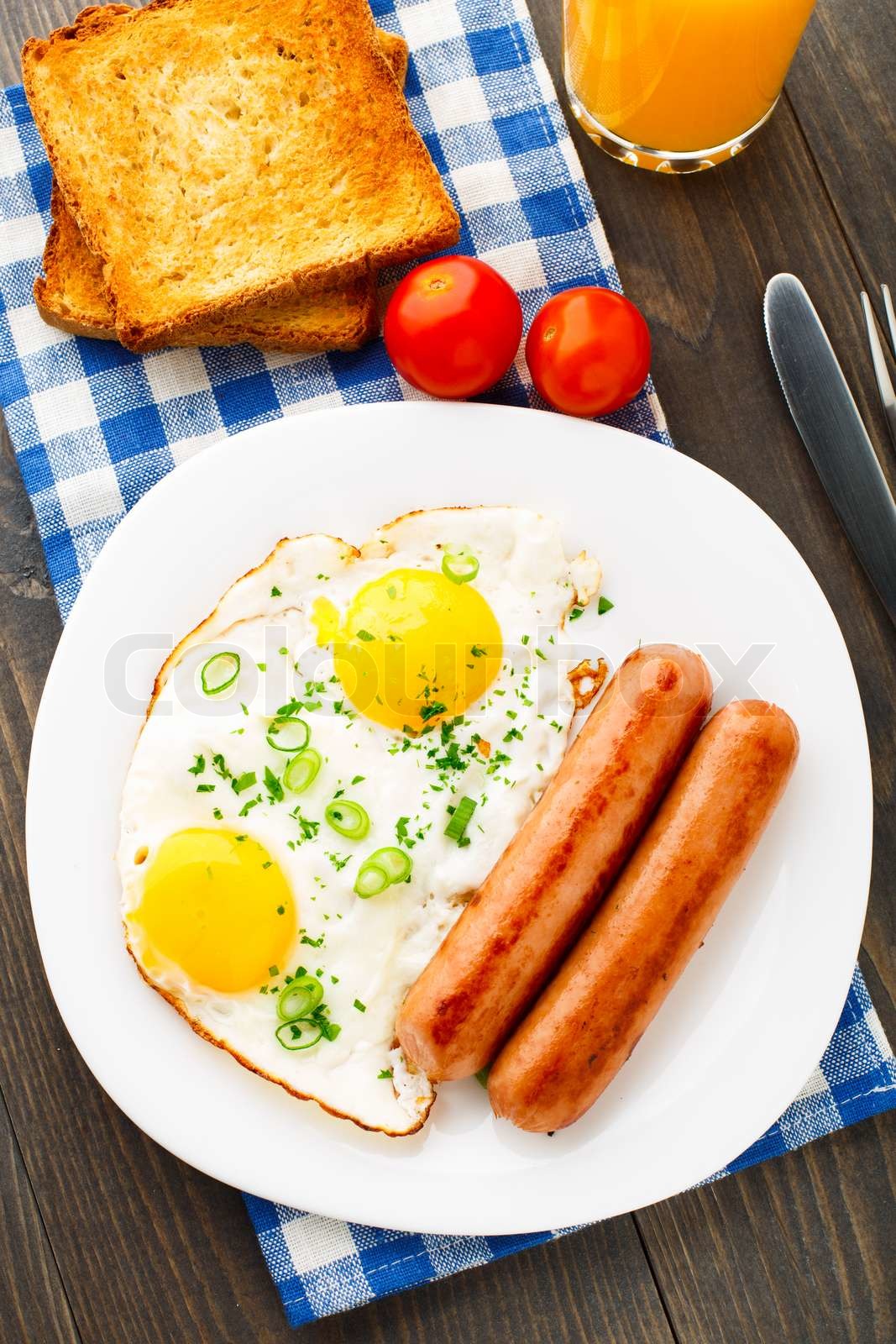 Gebratene Eier mit Würstchen | Stock Bild | Colourbox