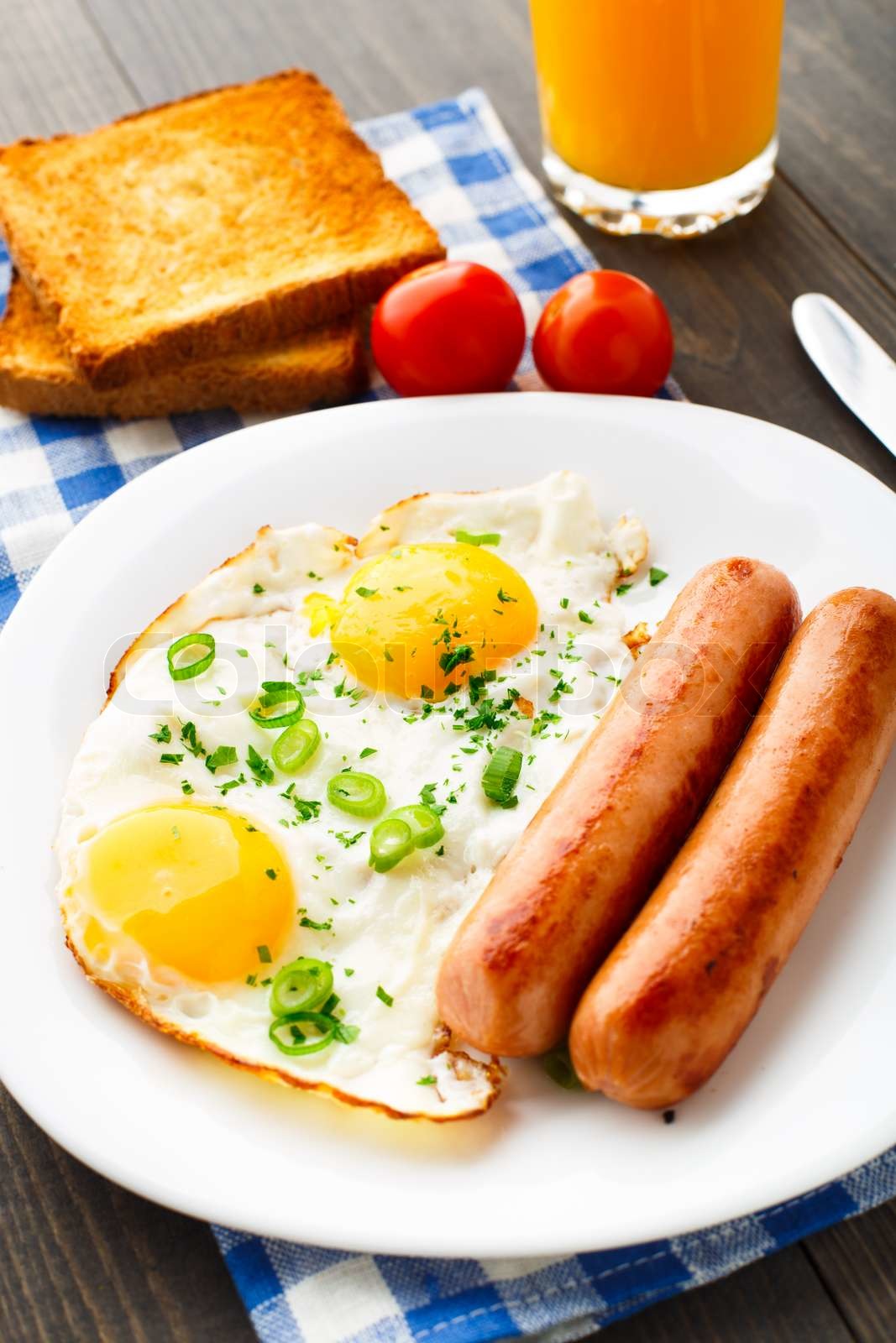 Gebratene Eier mit Würstchen | Stock Bild | Colourbox