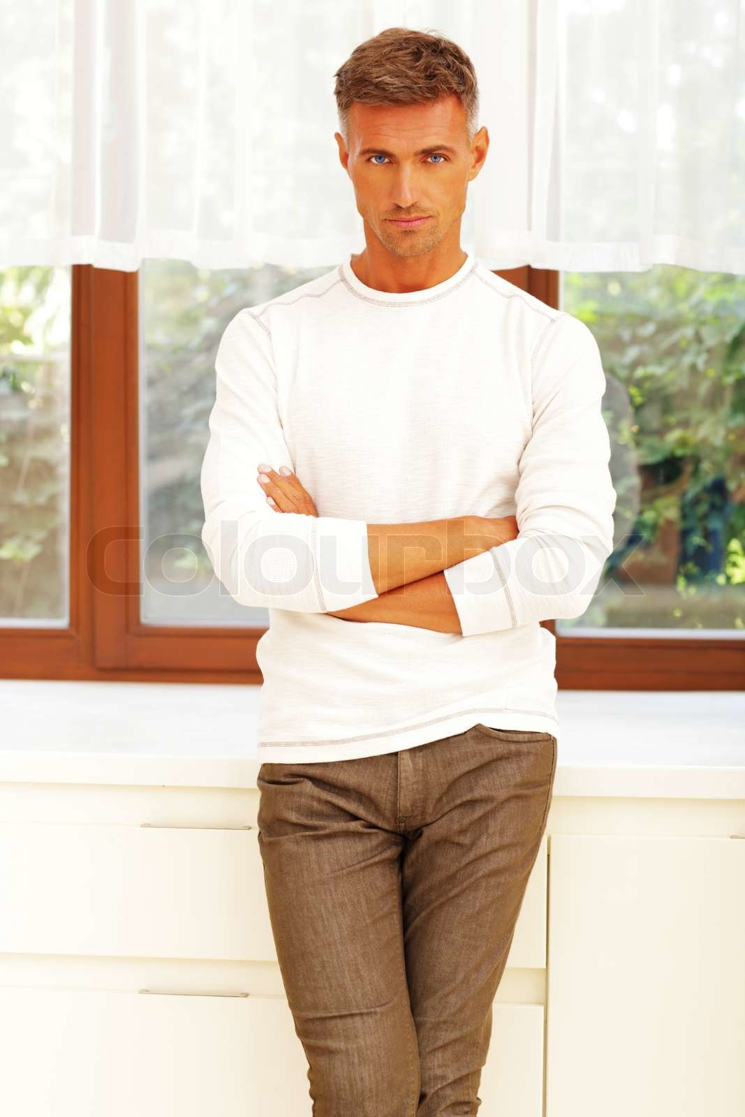 Gut aussehend junger Mann seriösen Blick in die Kamera | Stock Bild ...