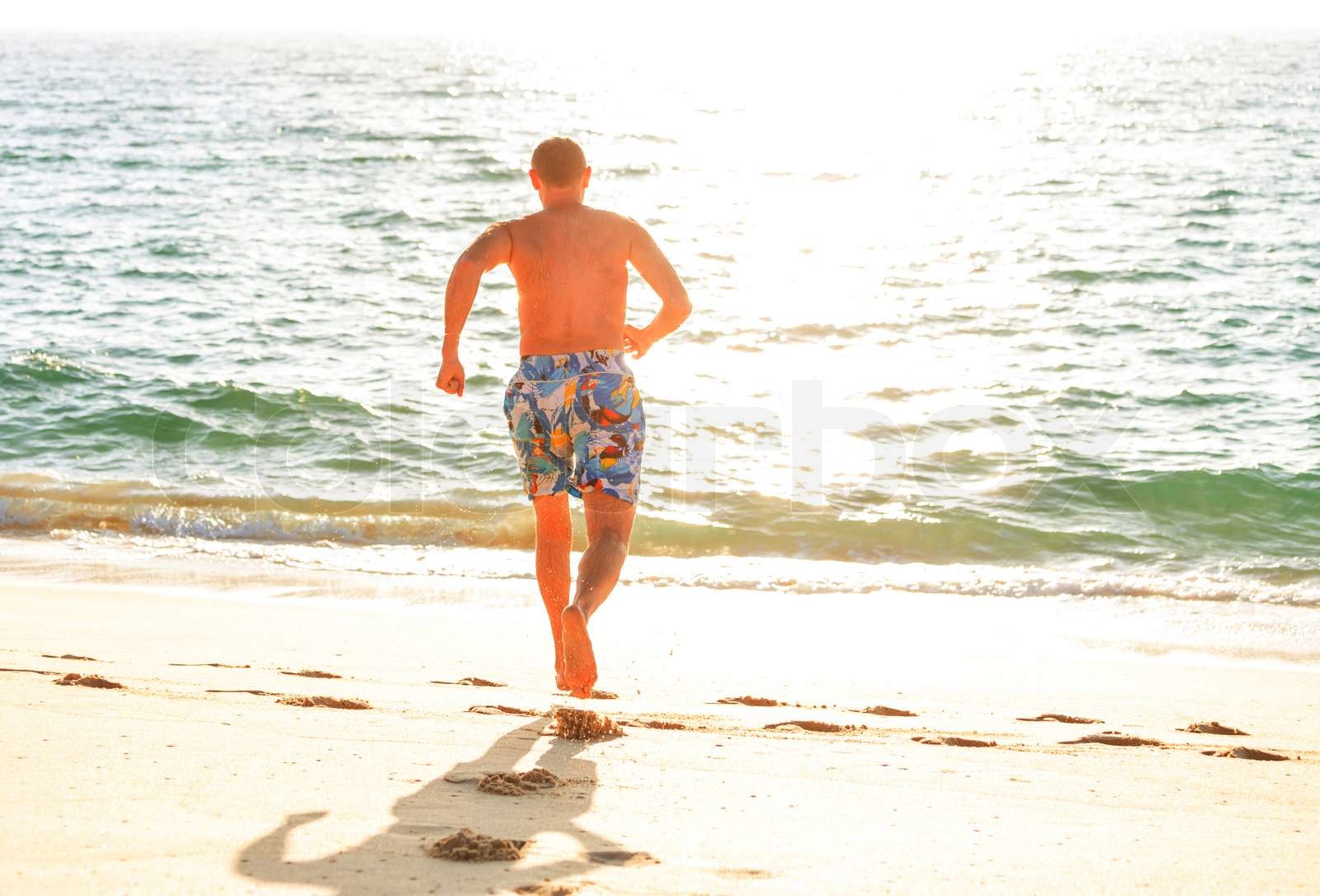 Mann am Strand | Stock Bild | Colourbox