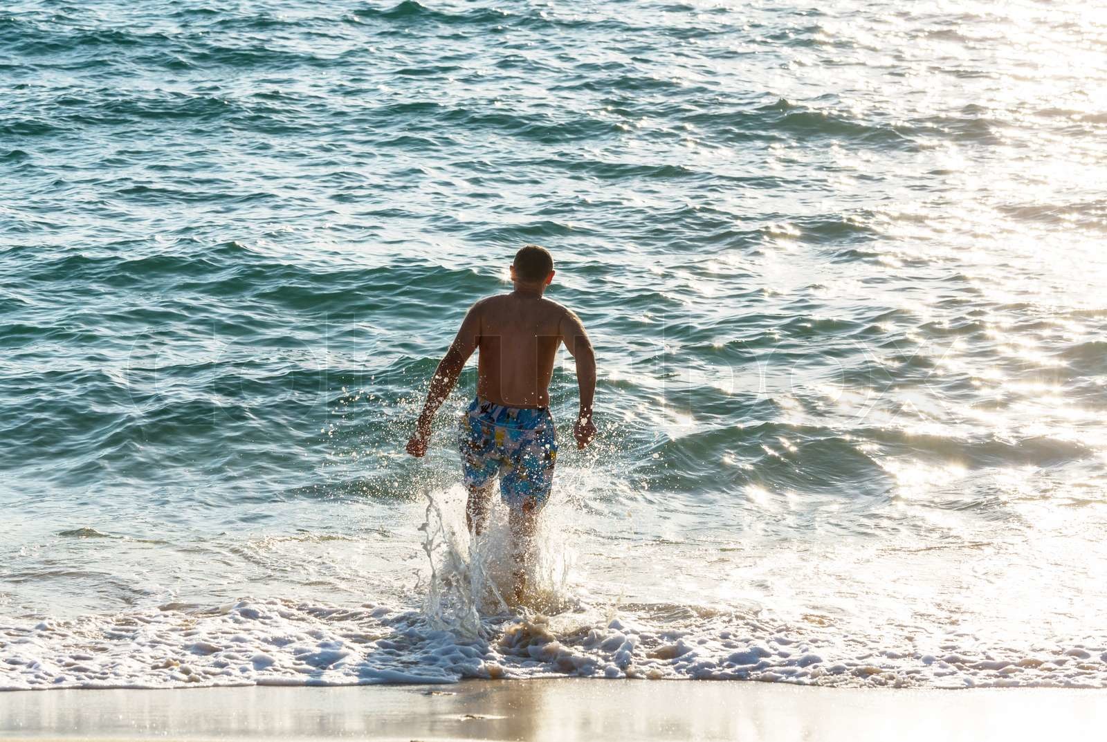 Mann am Strand | Stock Bild | Colourbox