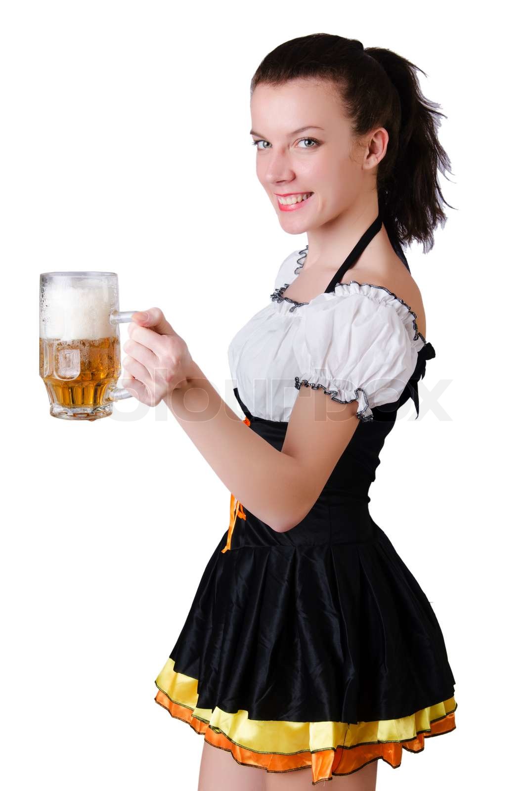 Junge Kellnerin mit Bier auf weißem | Stock Bild | Colourbox