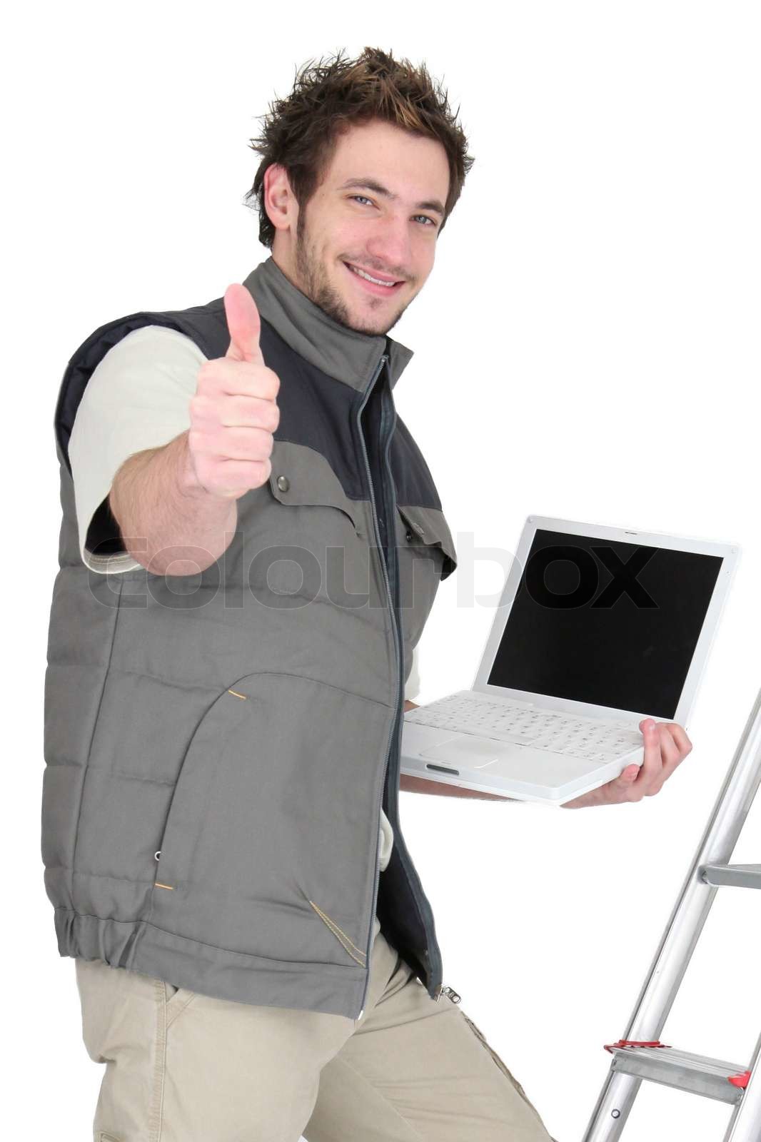 Handwerker posiert mit seinen Werkzeugen und mit dem Daumen ist bis ...