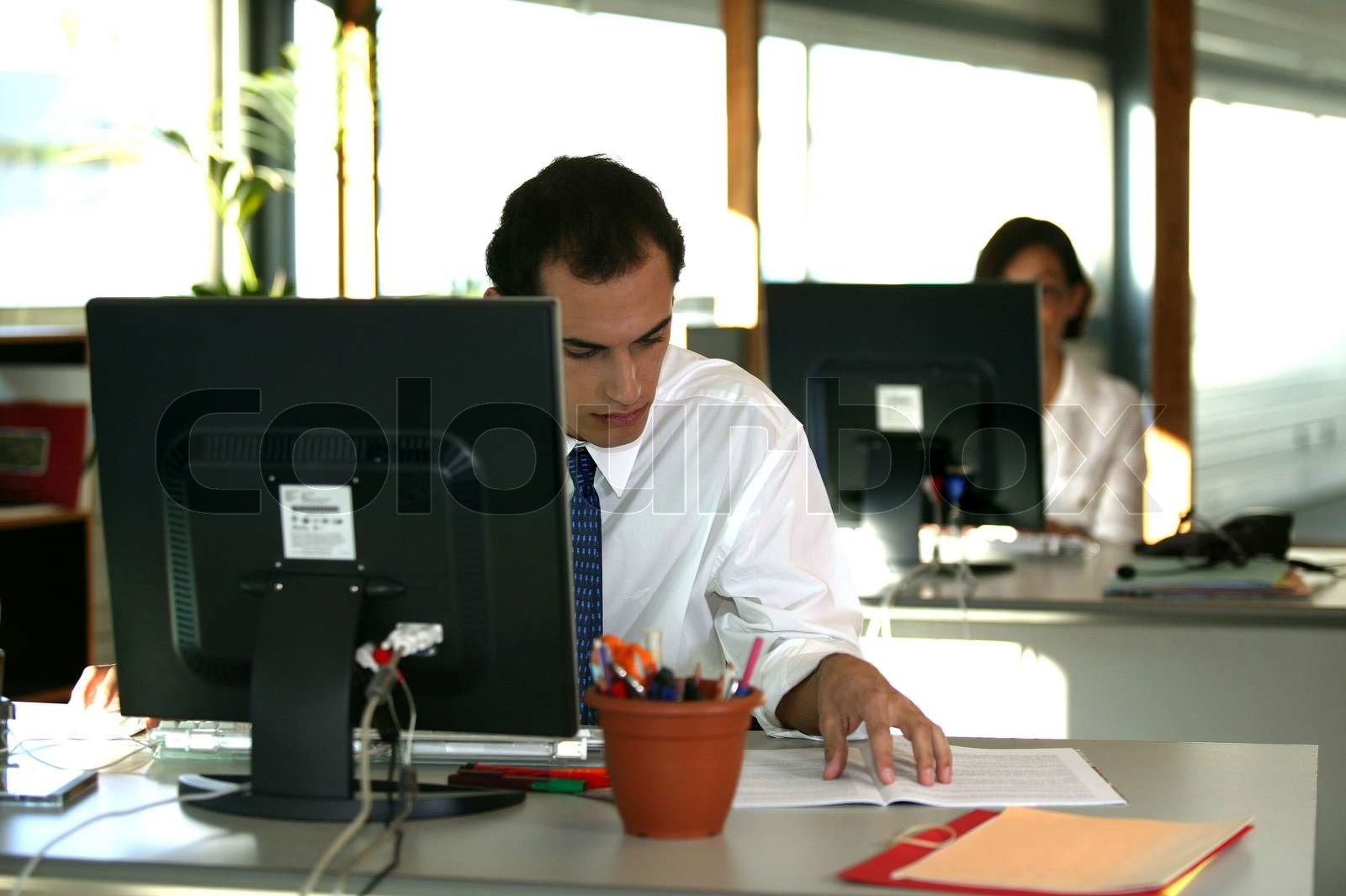 Man arbejder ved et skrivebord | Stock foto | Colourbox