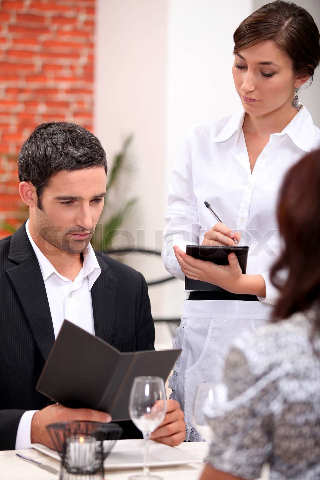 ein Mann und eine Frau, die Bestellung im Restaurant , ist eine ...