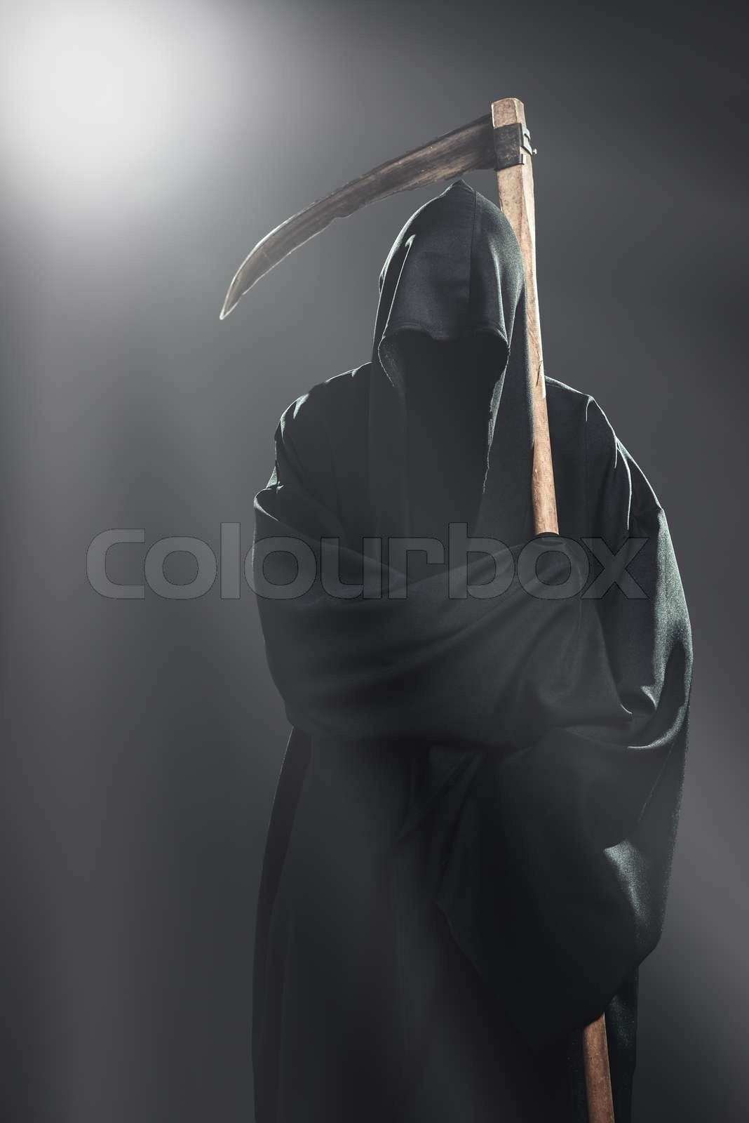 Tod mit Sense stand im Nebel bei Nacht | Stock Bild | Colourbox