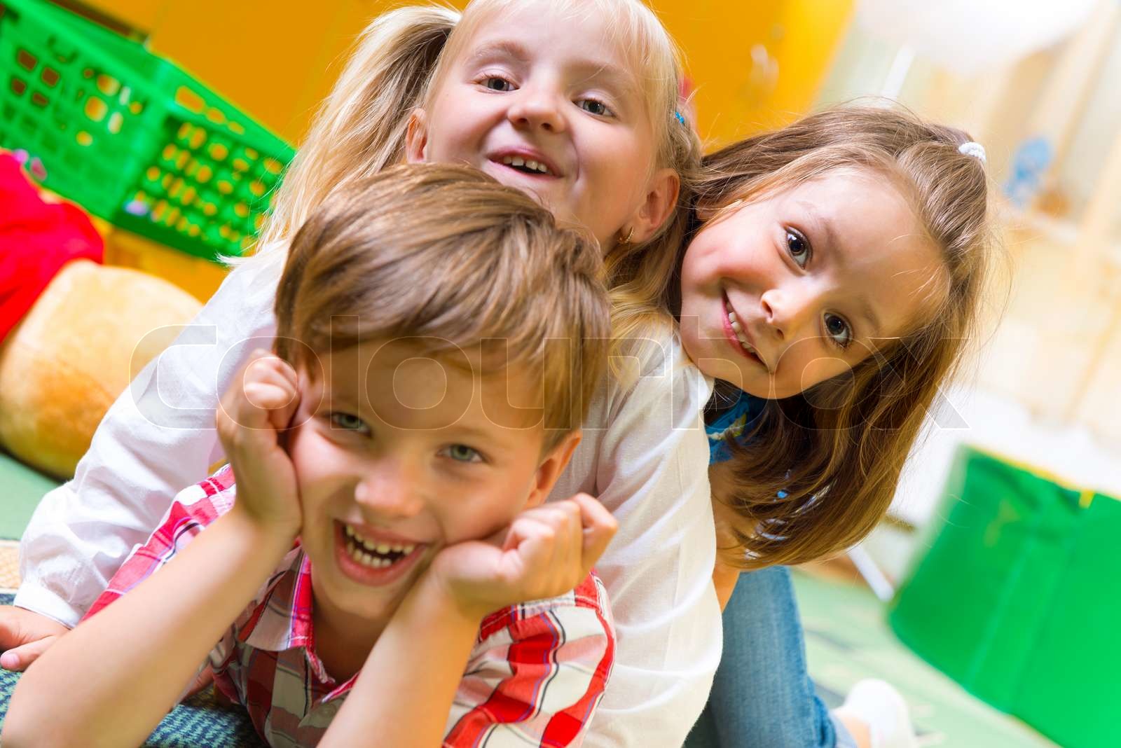 Glückliche Kinder , die Spaß zu Hause | Stock Bild | Colourbox