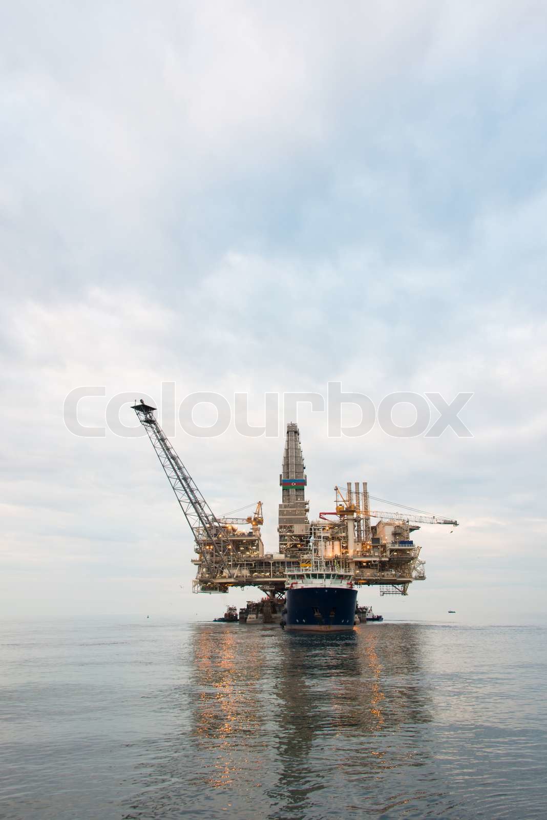 Boreplatform bliver hevet i havet | Stock foto | Colourbox
