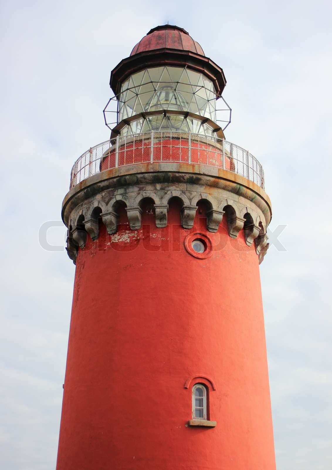 Gammelt rødt fyrtårn ved kysten af Nordsøen | Stock foto | Colourbox