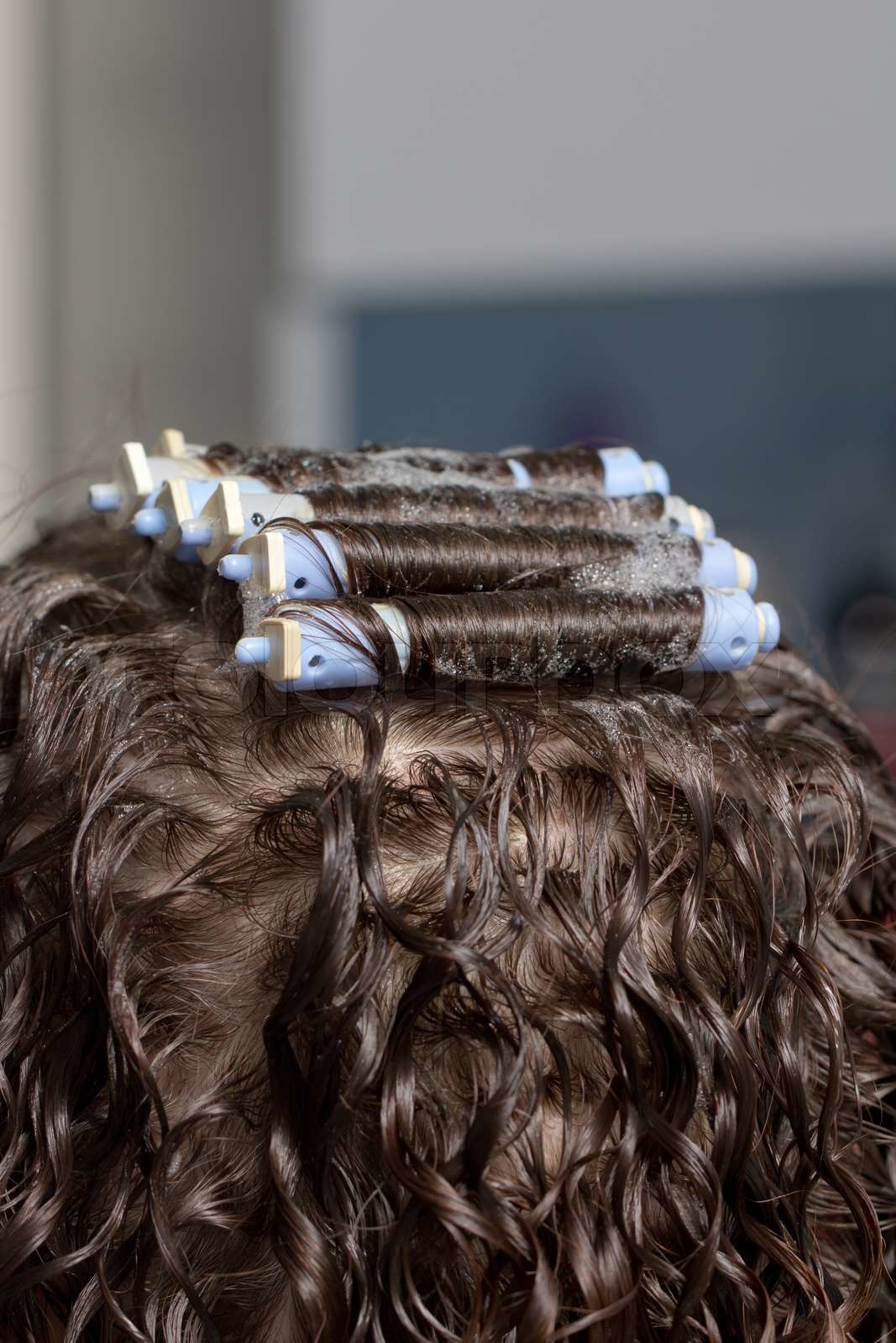 Dauerwelle im Schönheitssalon | Stock Bild | Colourbox