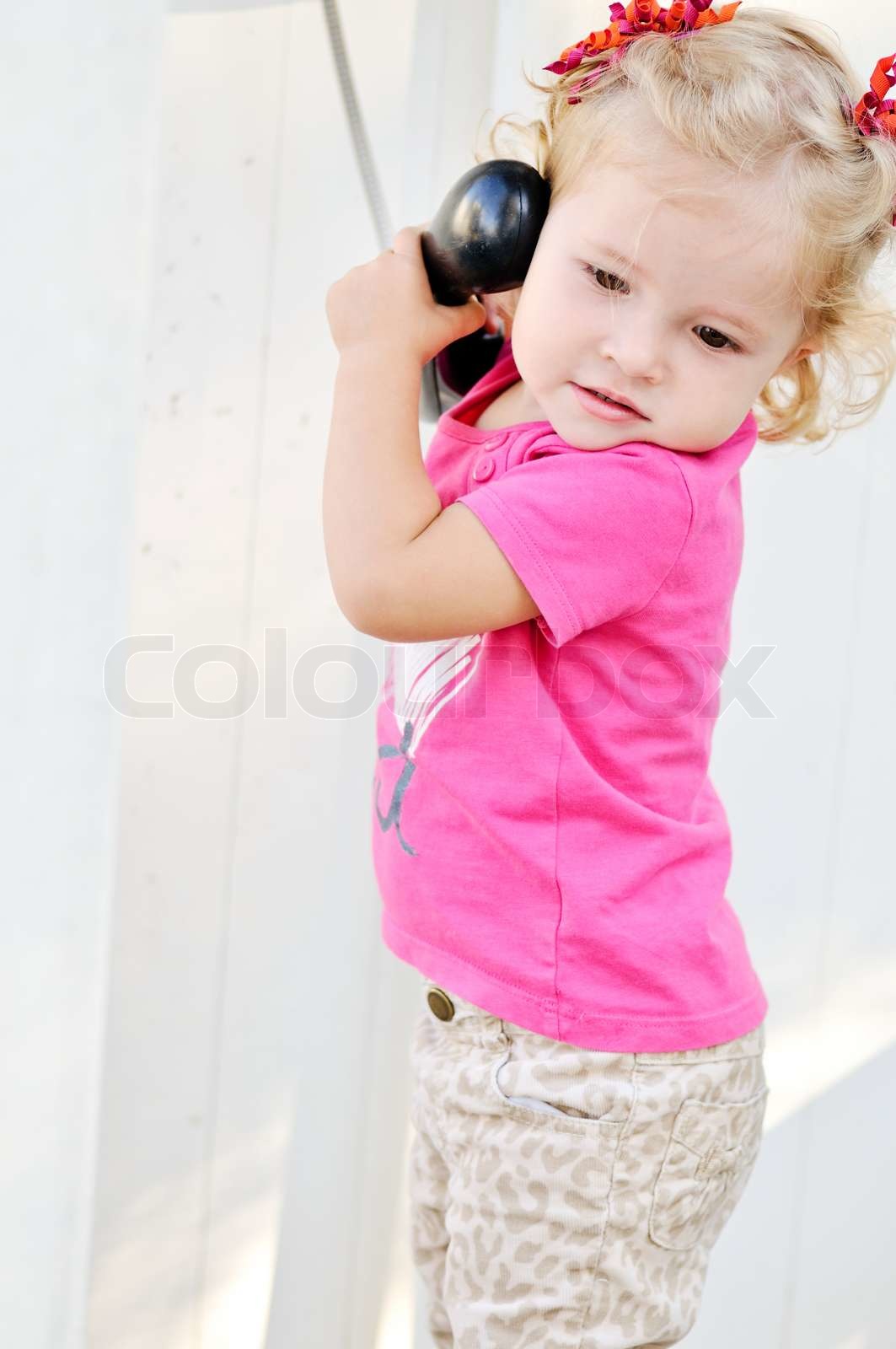 barn pige taler i telefon | Stock foto | Colourbox