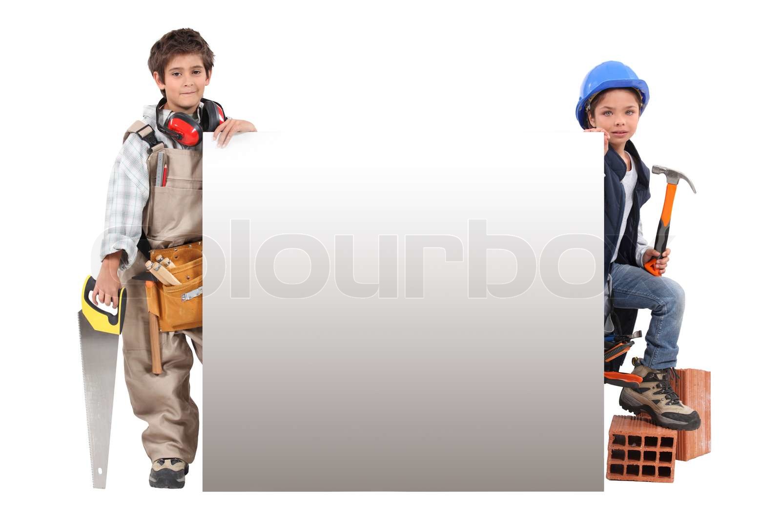 Kinder, die vorgibt, Bauarbeiter, die herumstehen und ein leeren ... Kinder, die vorgibt, Bauarbeiter, die herumstehen und ein leeren ...