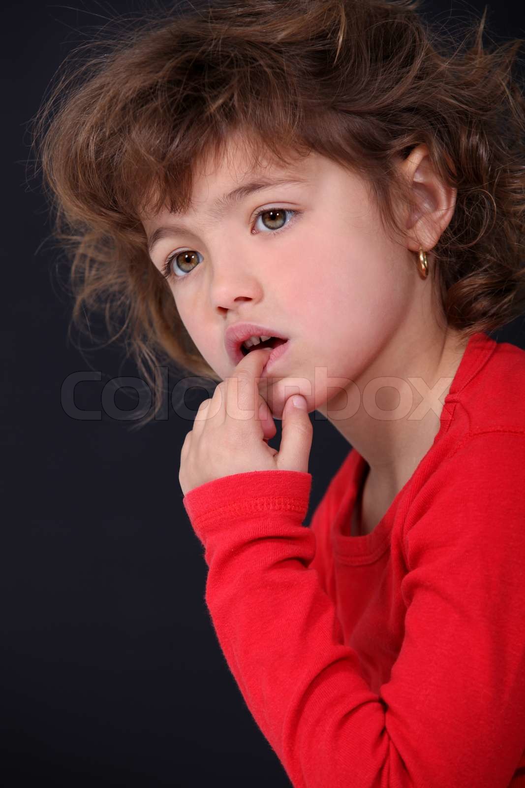 Portrait von einem neugierigen Kind | Stock Bild | Colourbox