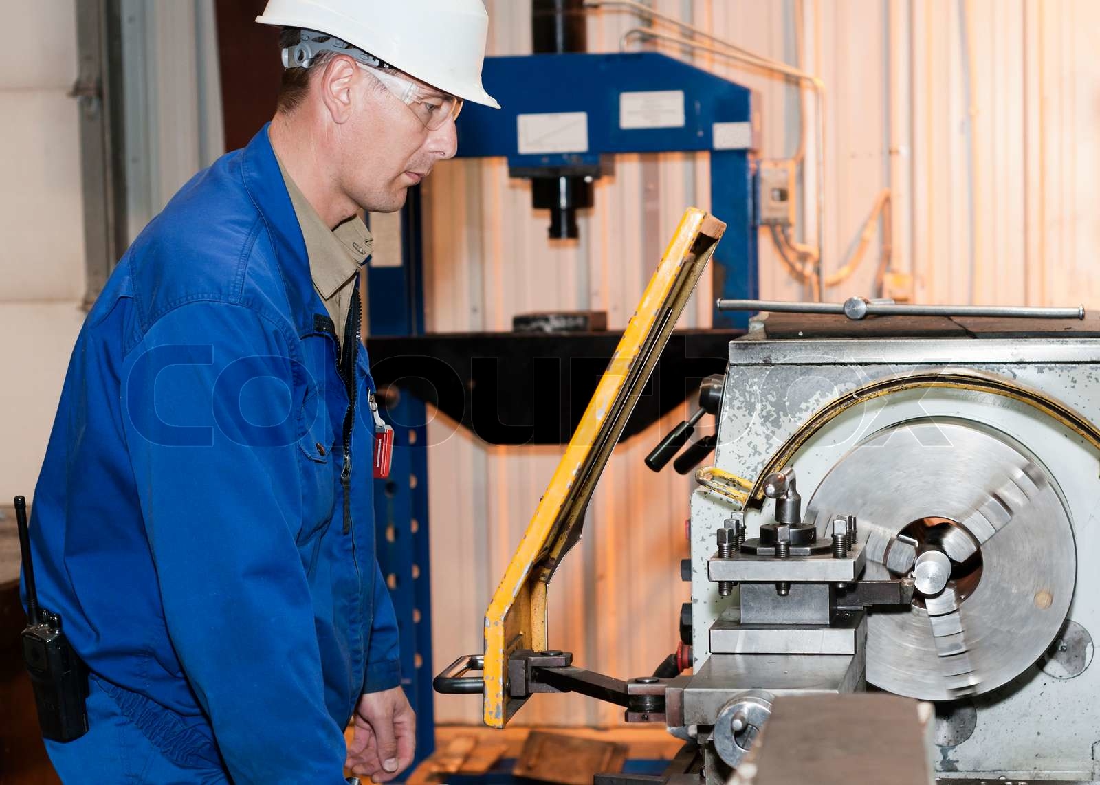 der Mechaniker arbeitet an der Drehbank | Stock Bild | Colourbox