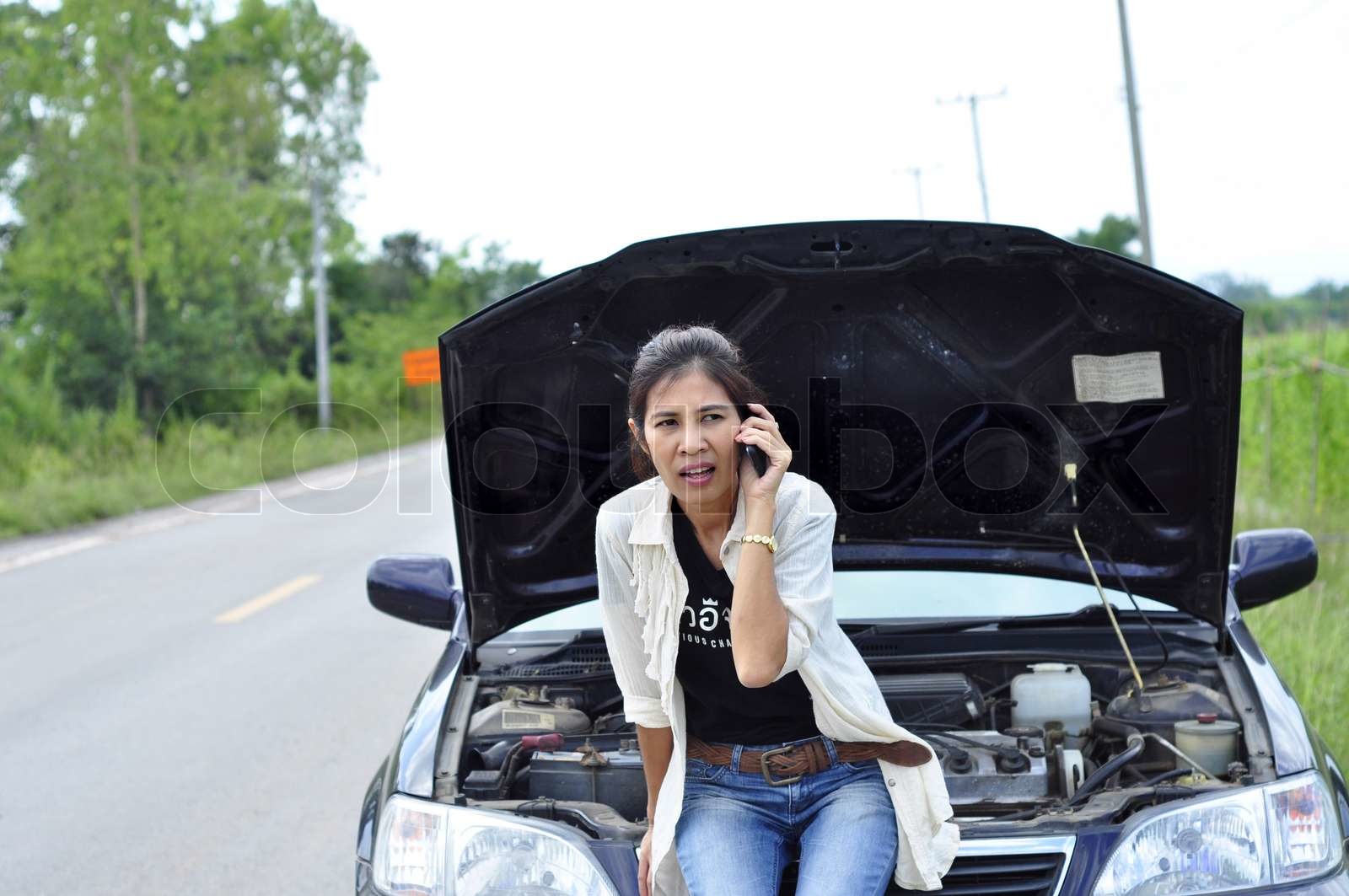 Frau unterwegs | Stock Bild | Colourbox