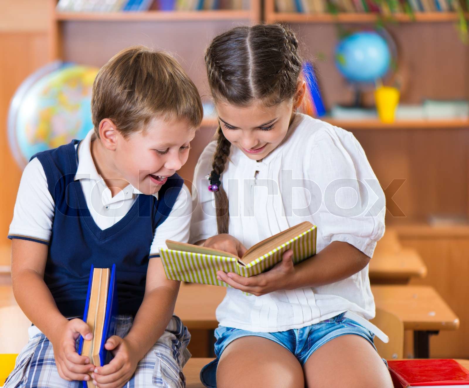 Zwei glückliche Schulkinder haben Spaß im Klassenzimmer | Stock Bild ...