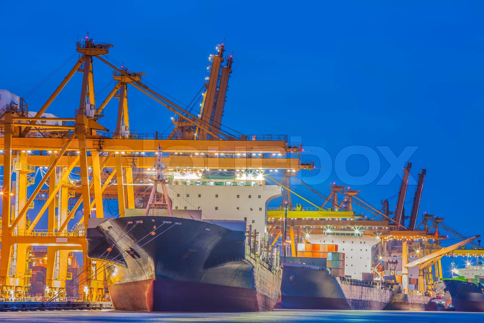 Container Frachtschiff Frachtschiff mit Kran arbeiten | Stock Bild ...