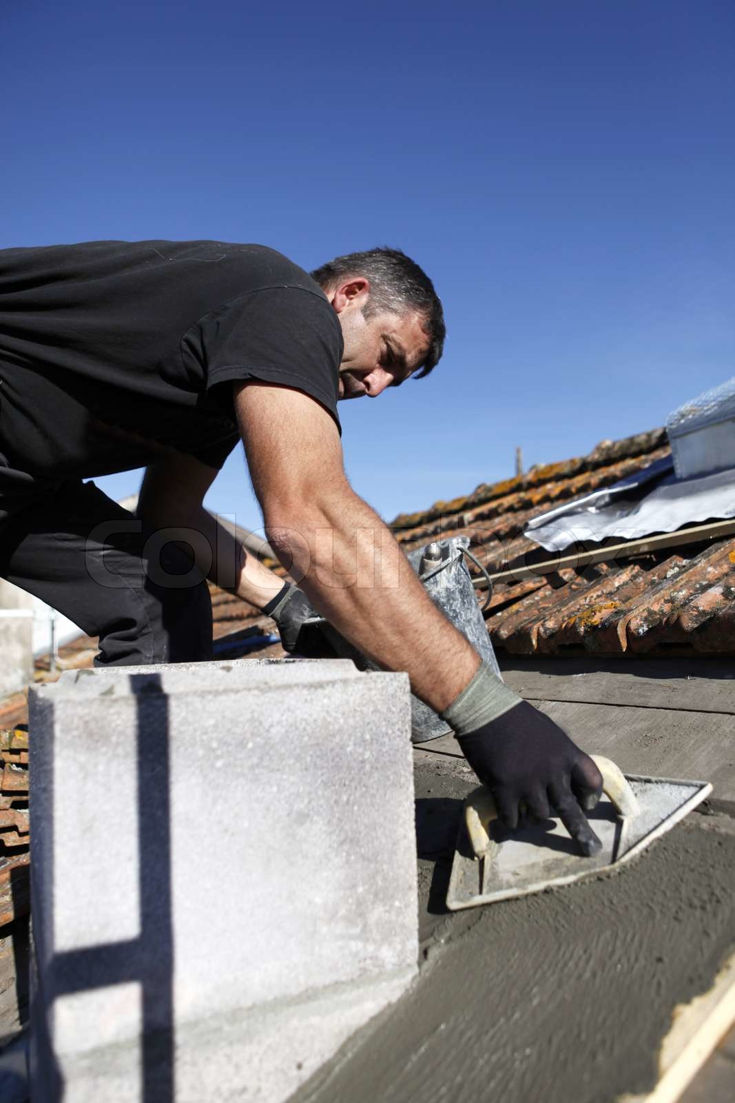 Dachdecker bei der Arbeit | Stock Bild | Colourbox