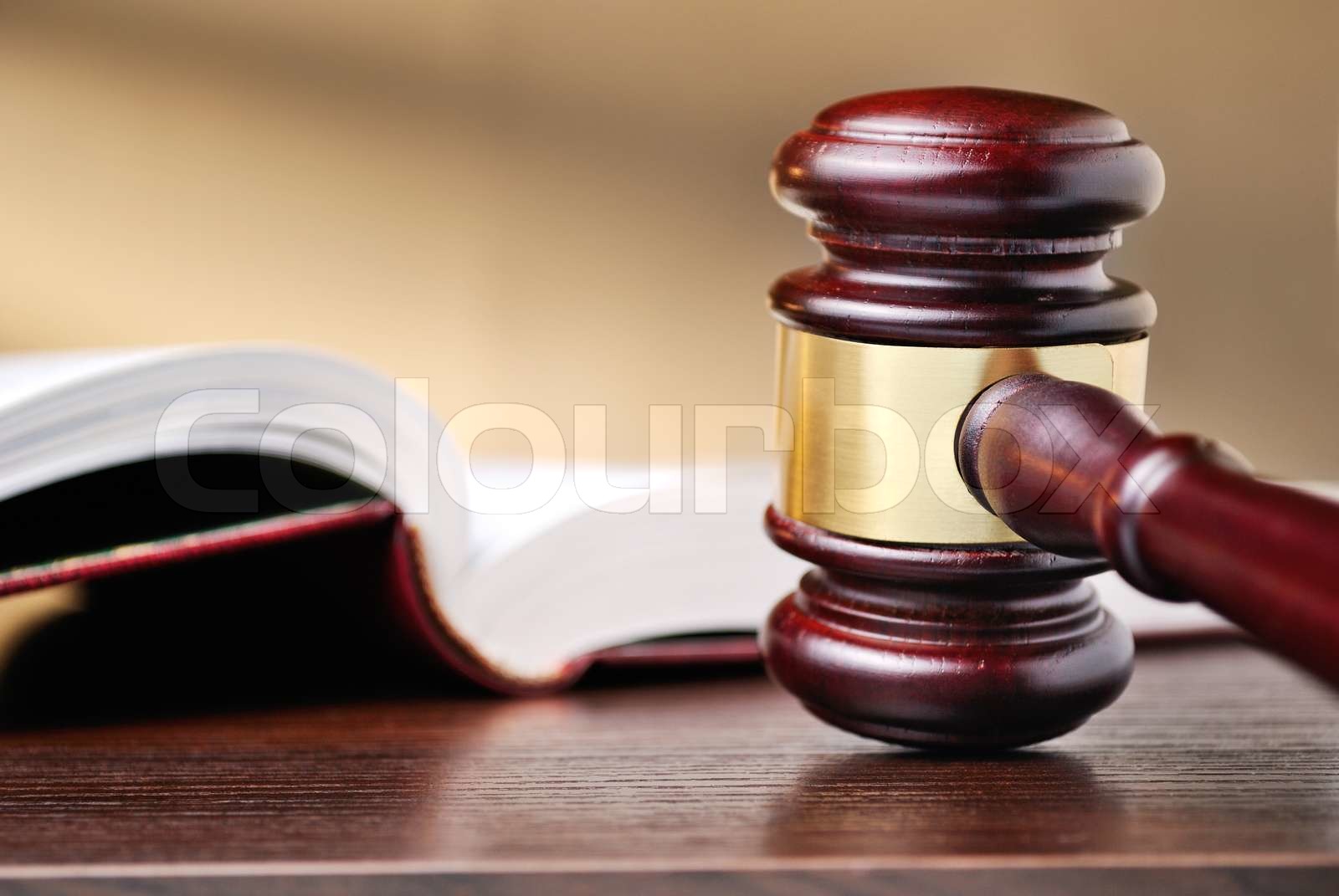 Dommerne træ hammeren med en brass band omkring en kølle stående på et ...