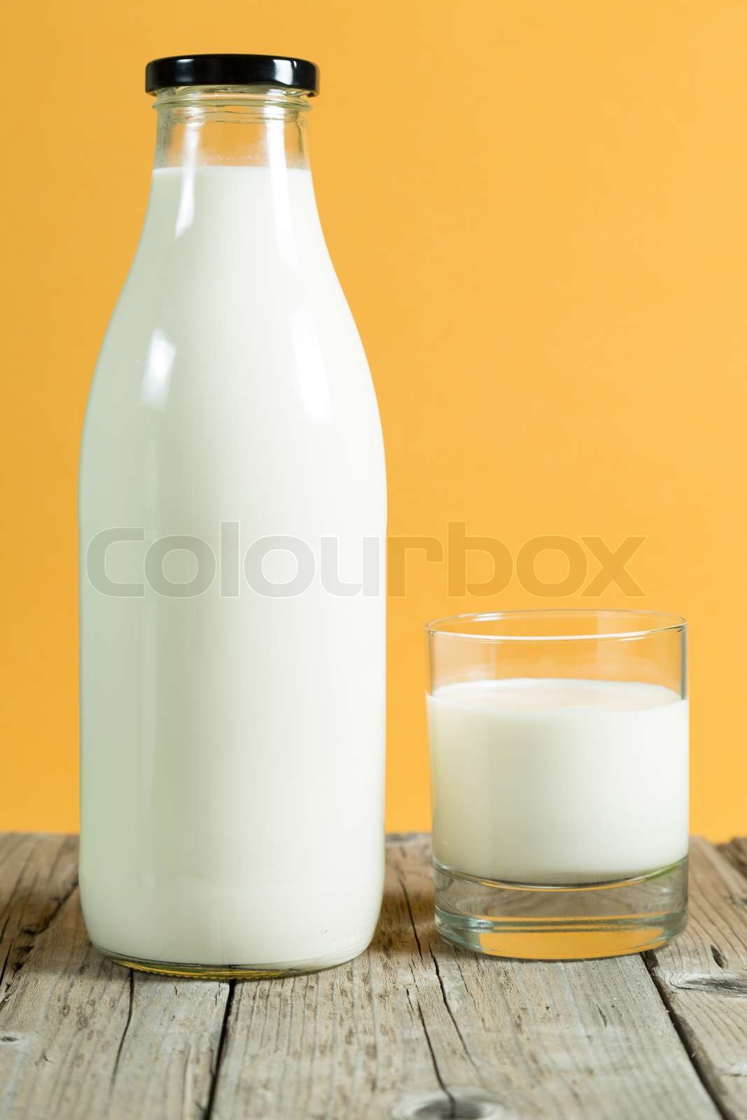 Milchflasche | Stock Bild | Colourbox