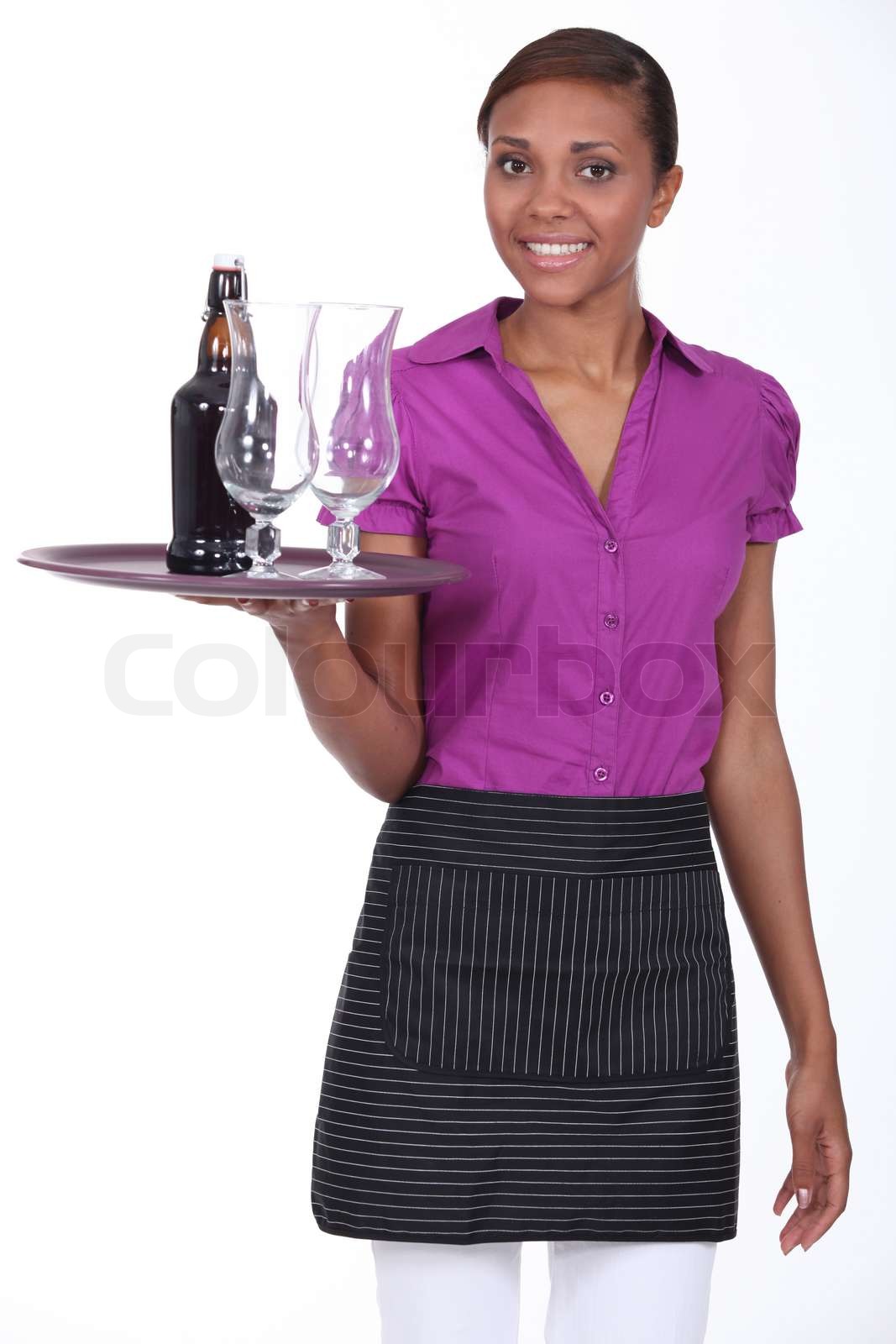 Hübsche Kellnerin mit einer Flasche Bier und zwei Gläser auf einem ...