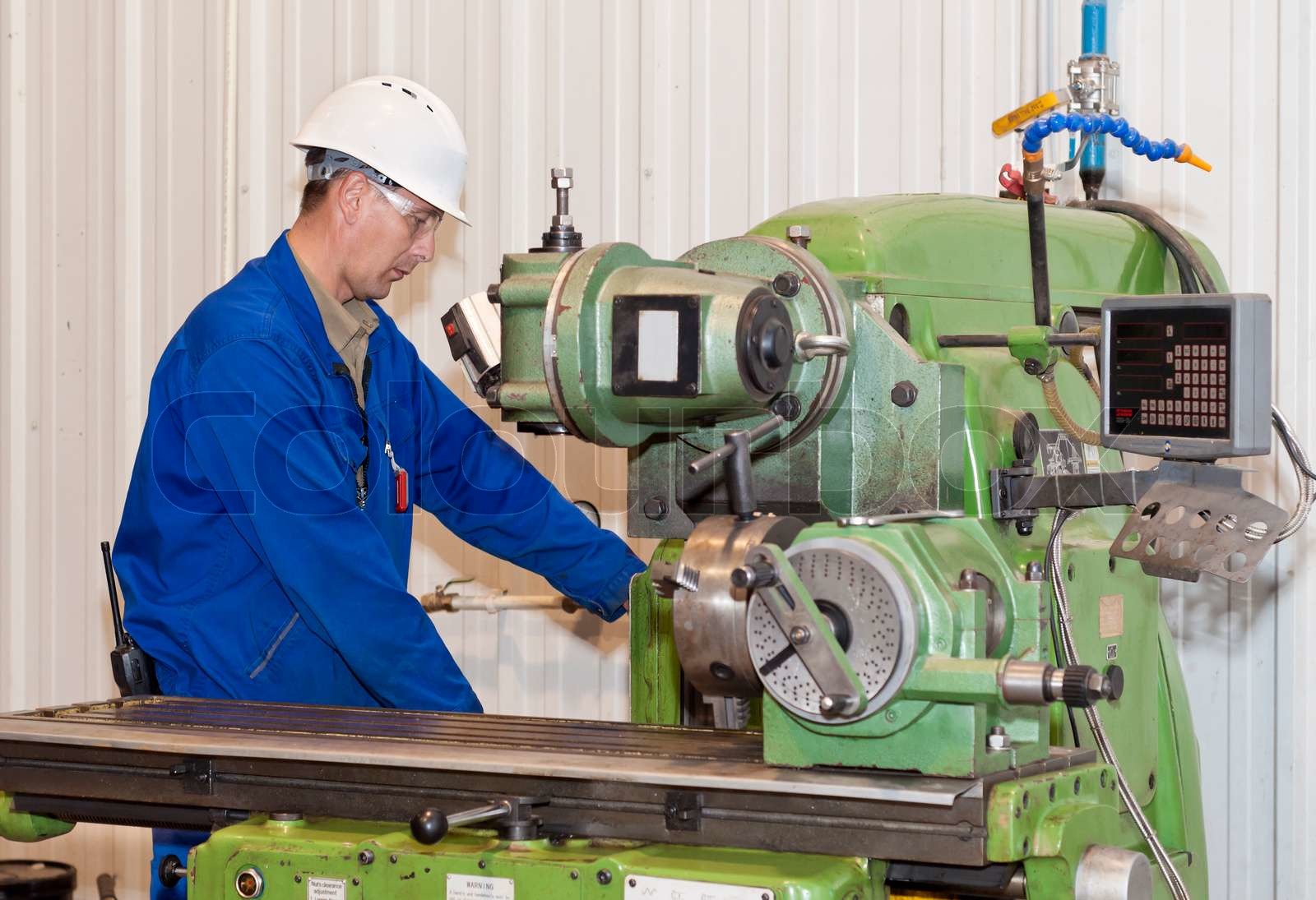 der Mechaniker arbeitet an der Drehbank | Stock Bild | Colourbox