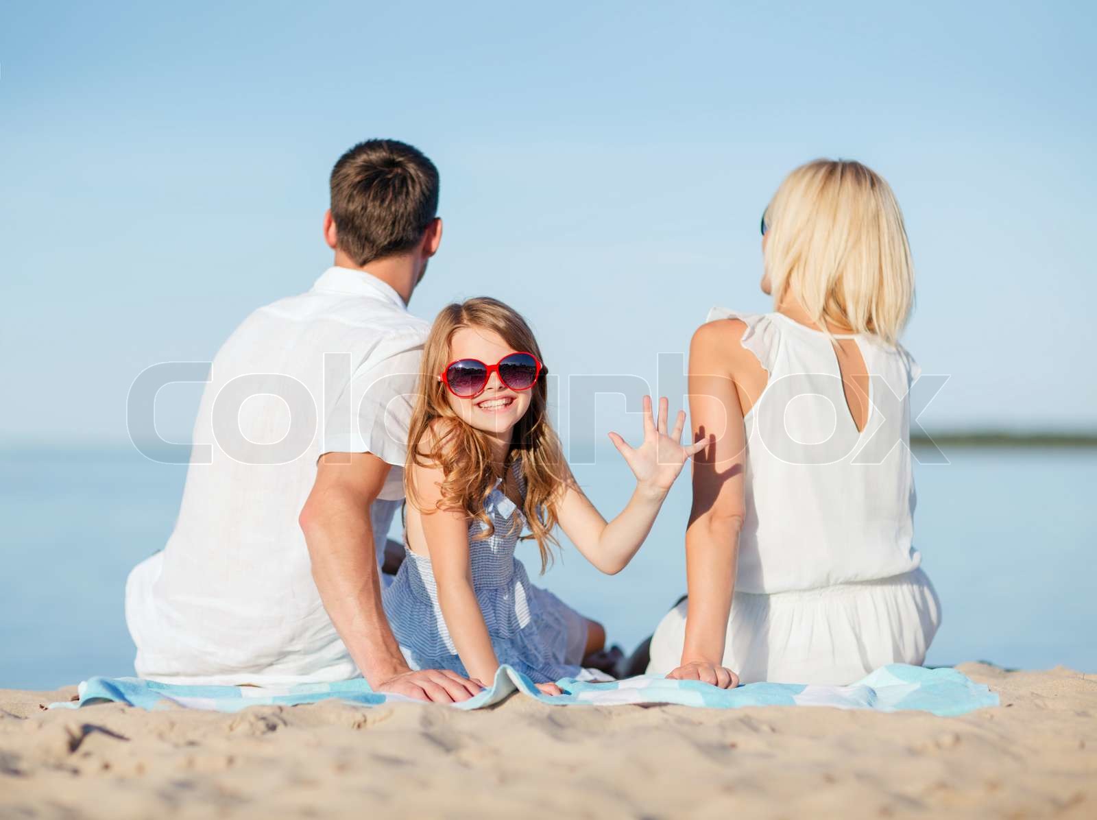 lykkelig familie på stranden | Stock foto | Colourbox