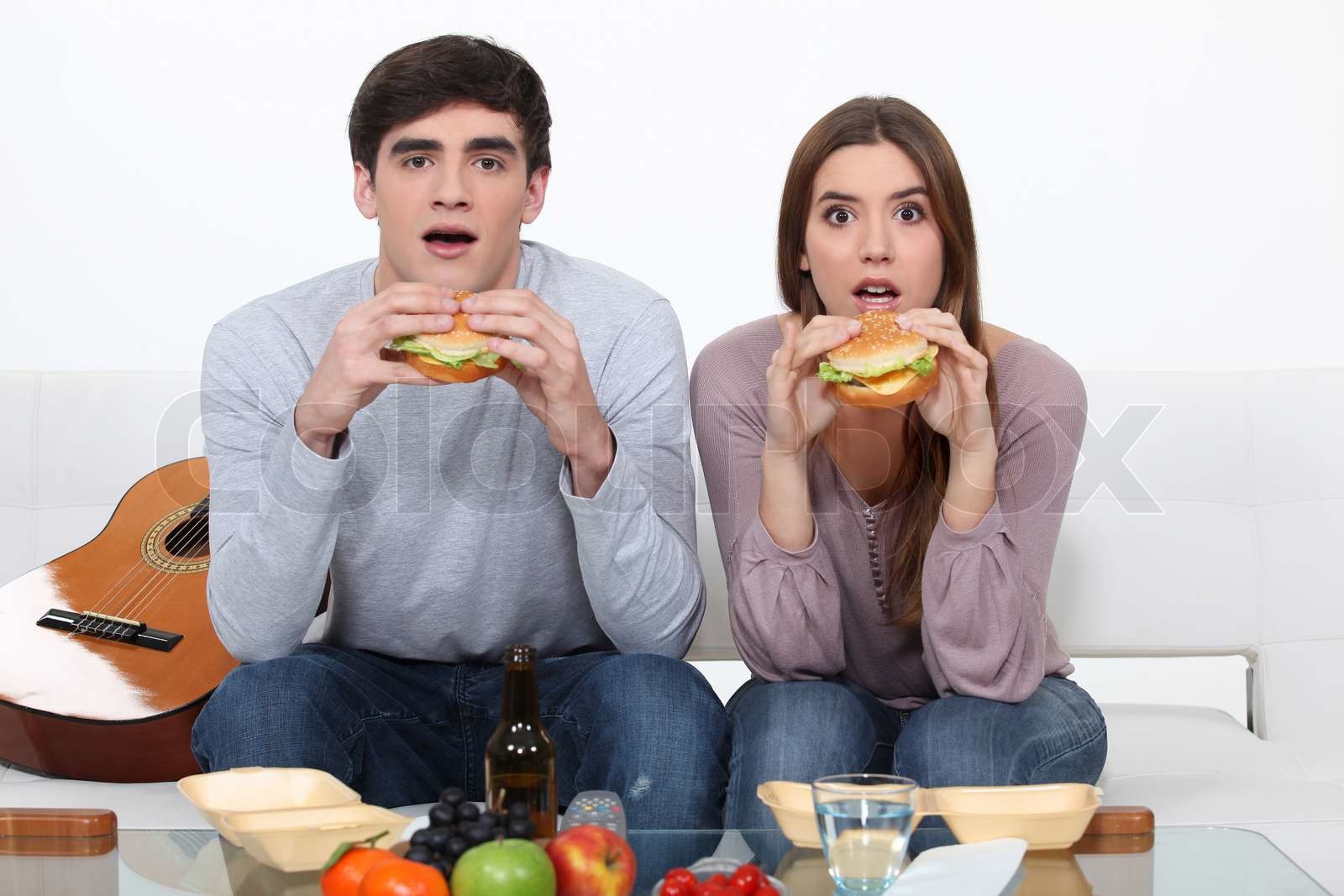 To studerende spiser burgere | Stock foto | Colourbox