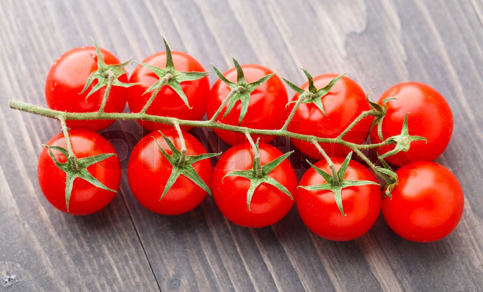 Cherry tomater på træbord | Stock foto | Colourbox