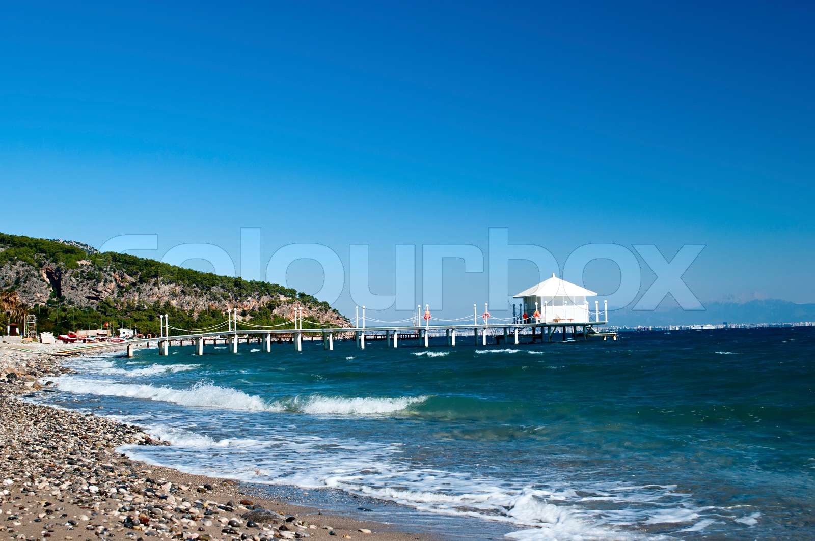 Opbygning ved afslutningen af et ocean mole | Stock foto | Colourbox