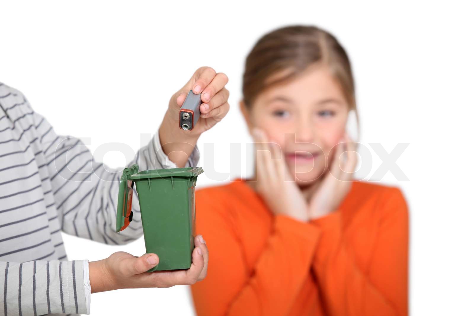 Mädchen auf jemanden setzen eine Batterie in der bin entsetzt | Stock ...