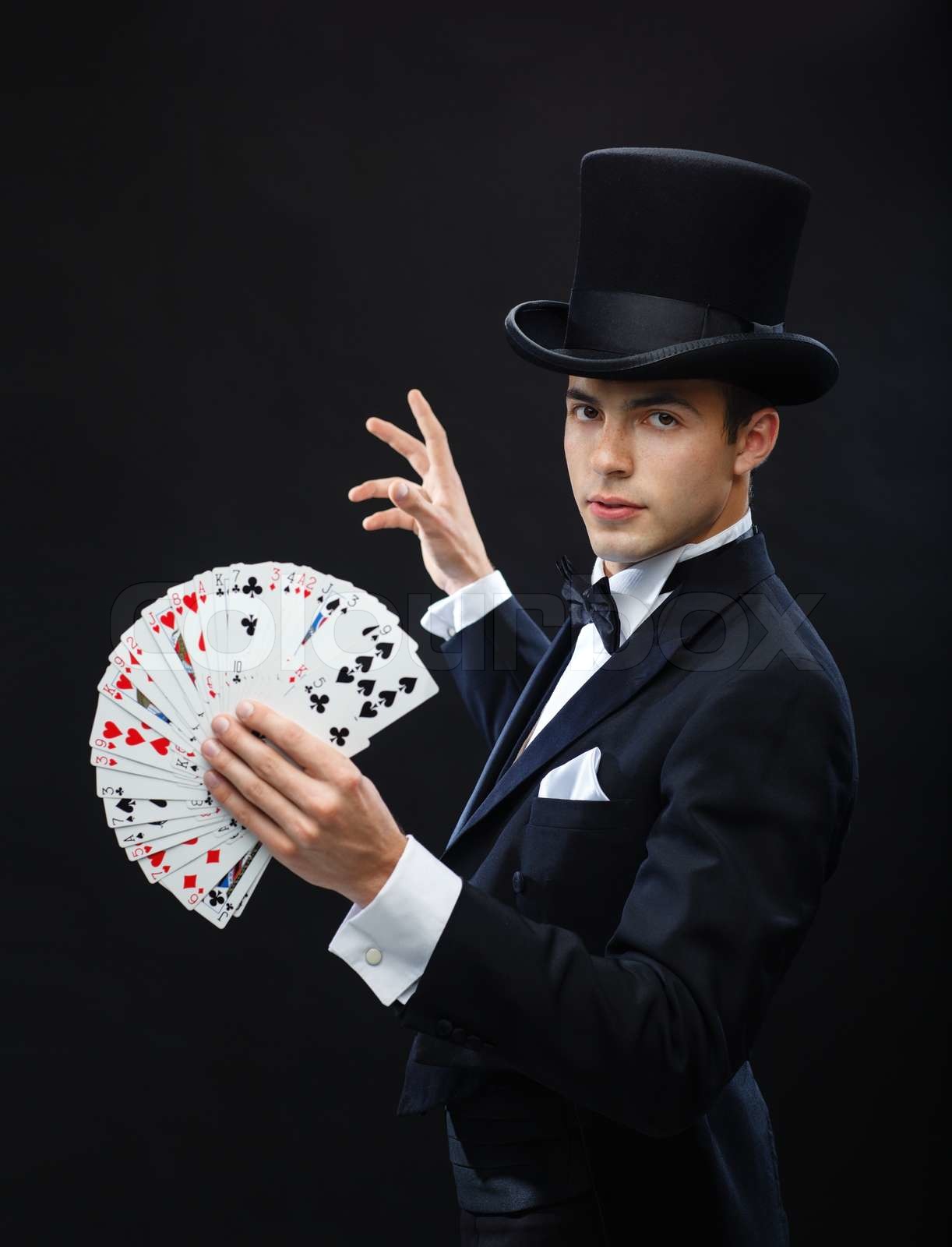 Magier zeigt Tricks mit Spielkarten | Stock Bild | Colourbox