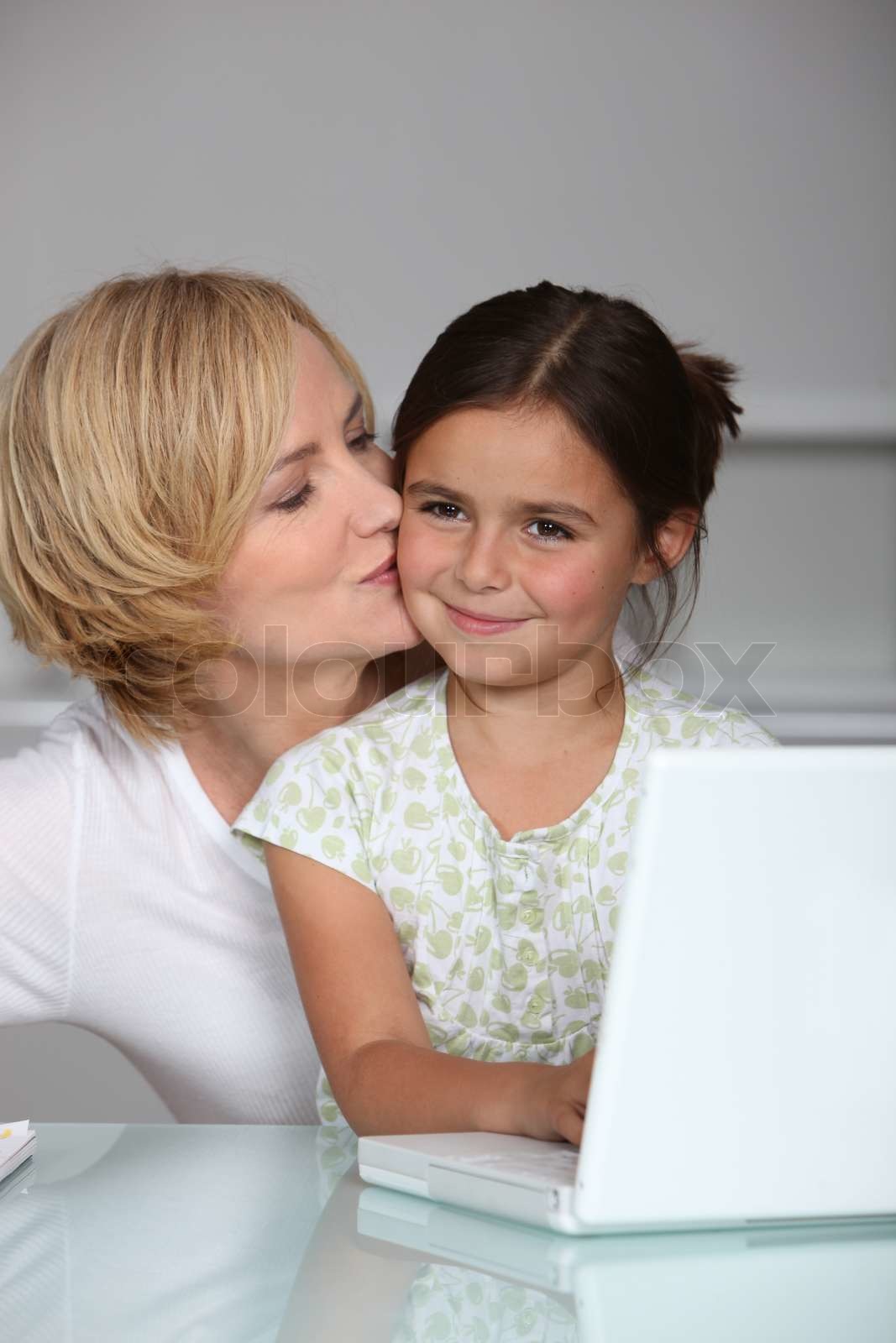 Mutter und Tochter auf Laptop-Computer | Stock Bild | Colourbox
