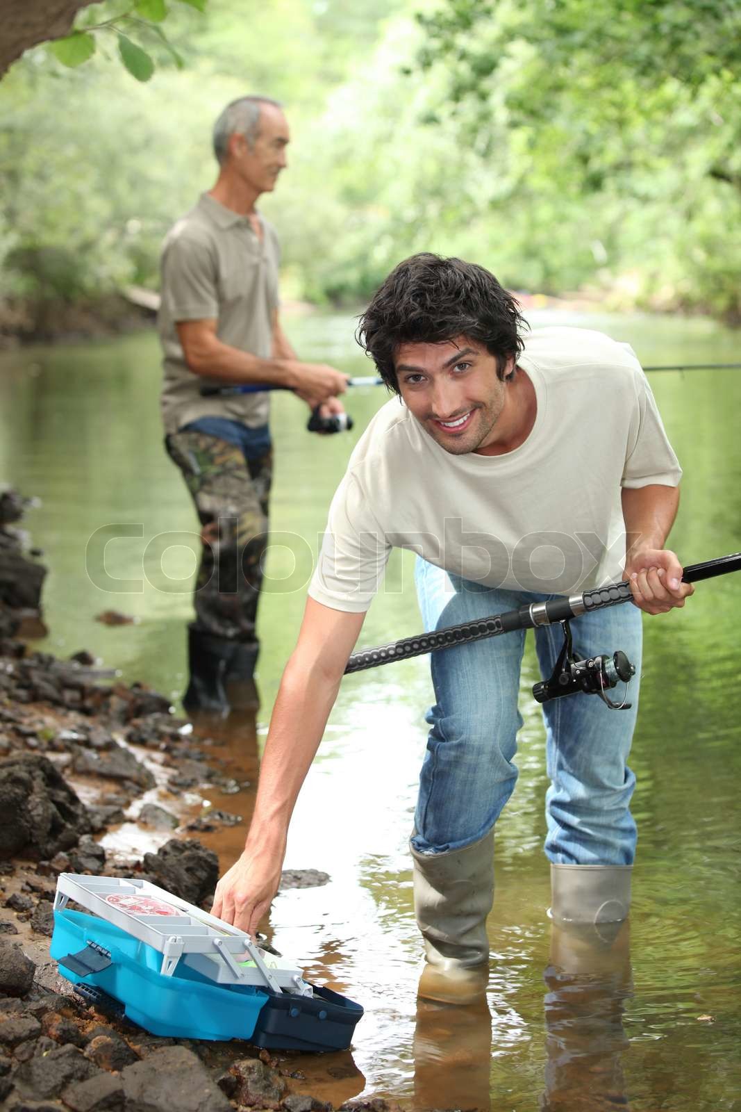 Männer Angeln in einem Fluss | Stock Bild | Colourbox
